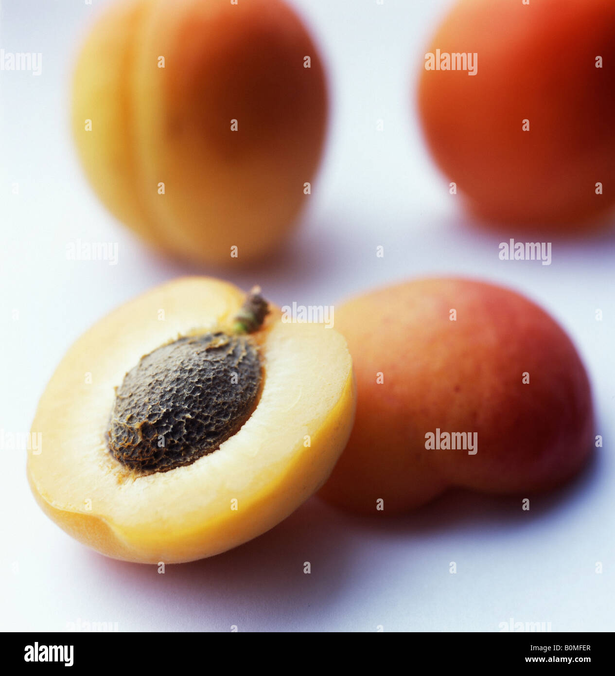 Apricot uk fruit hi-res stock photography and images - Alamy