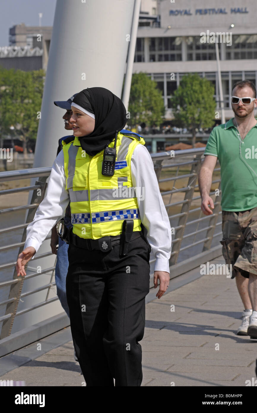 Muslim female police officer wearing her religious headress whilst on ...