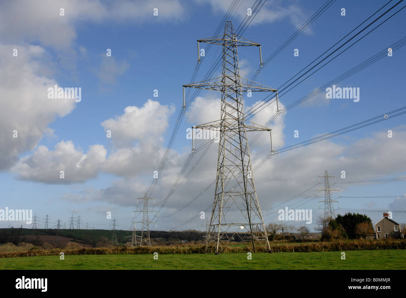 Overhead power lines uk hi-res stock photography and images - Alamy