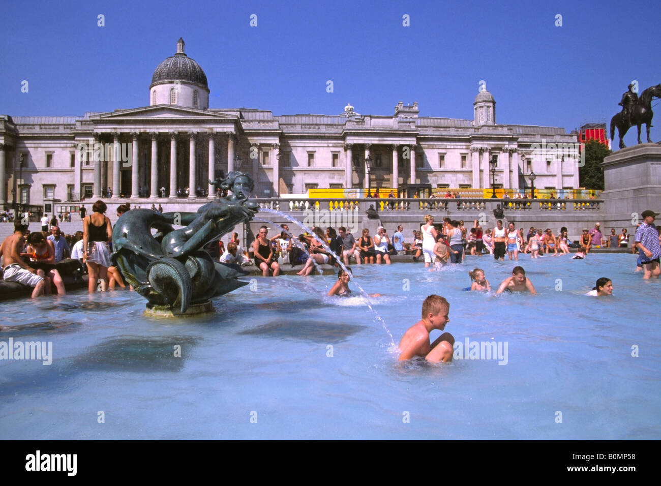 Trafalgar Square heatwave 2003 - London Stock Photo - Alamy
