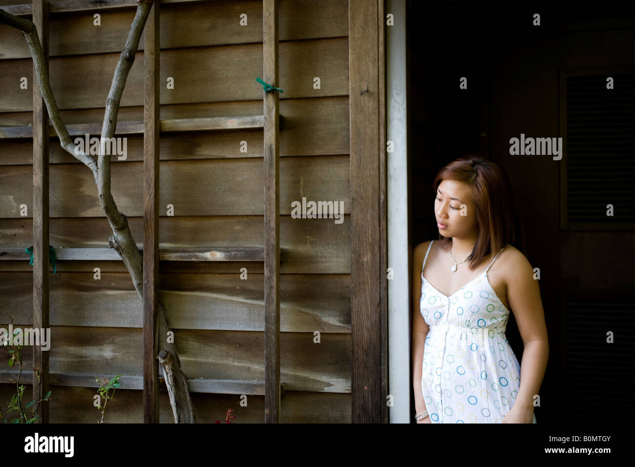 Woman peeking around corner hi-res stock photography and images - Alamy