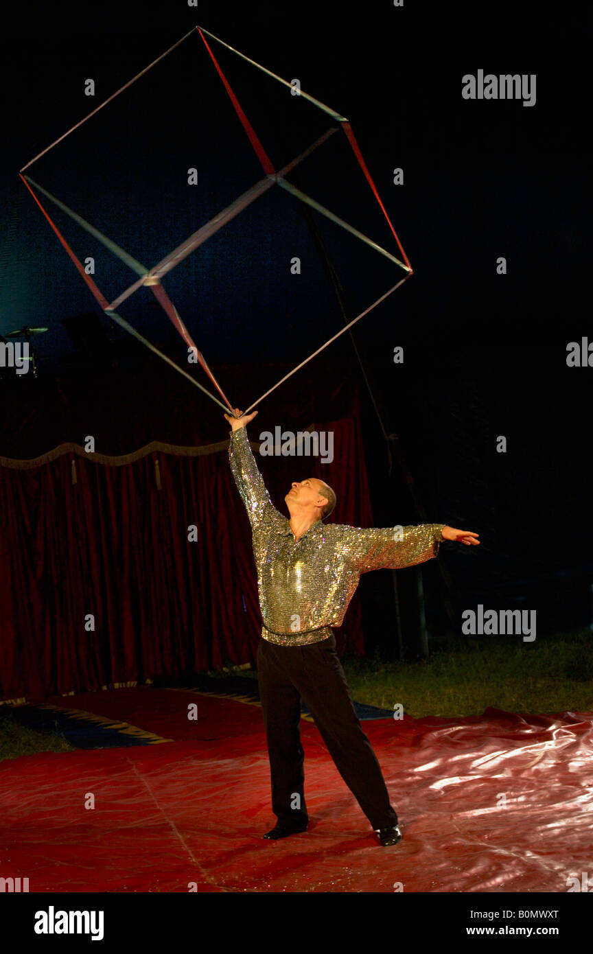 Circus performer balancing stage hi-res stock photography and images ...