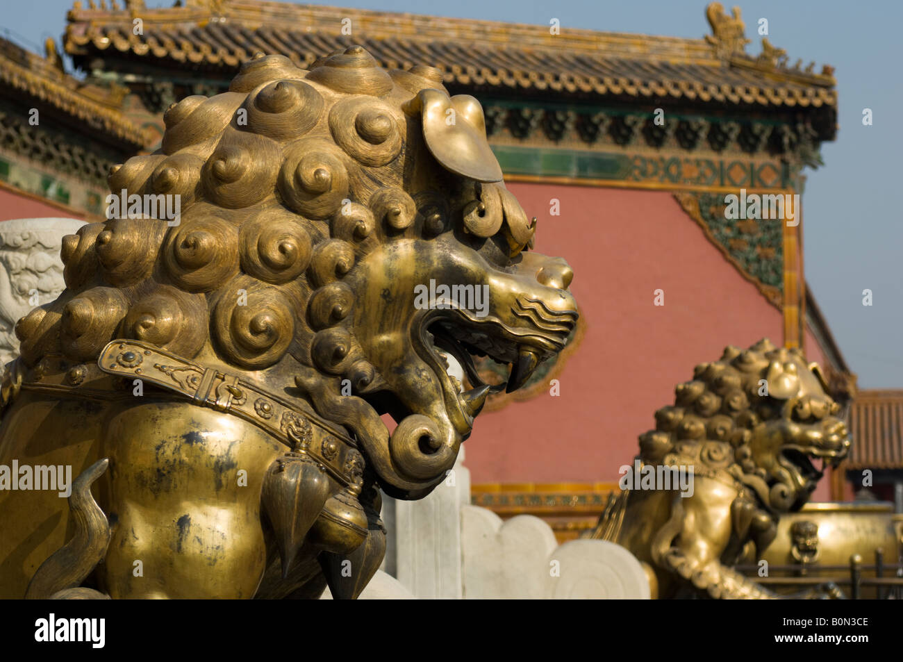 Golden dragons hi-res stock photography and images - Alamy