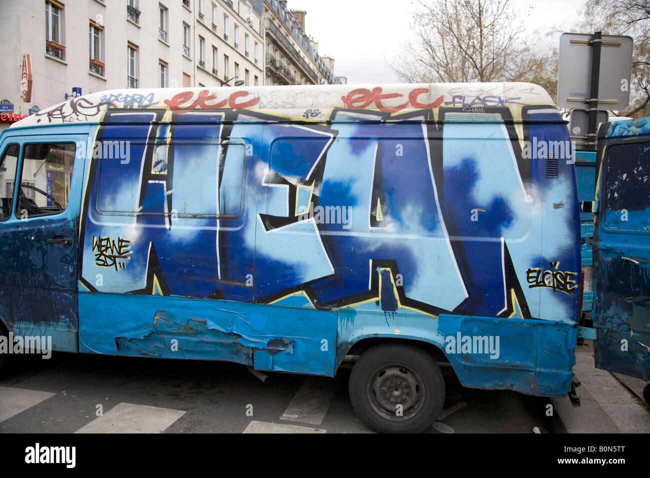 Banksy art paris hi-res stock photography and images - Alamy