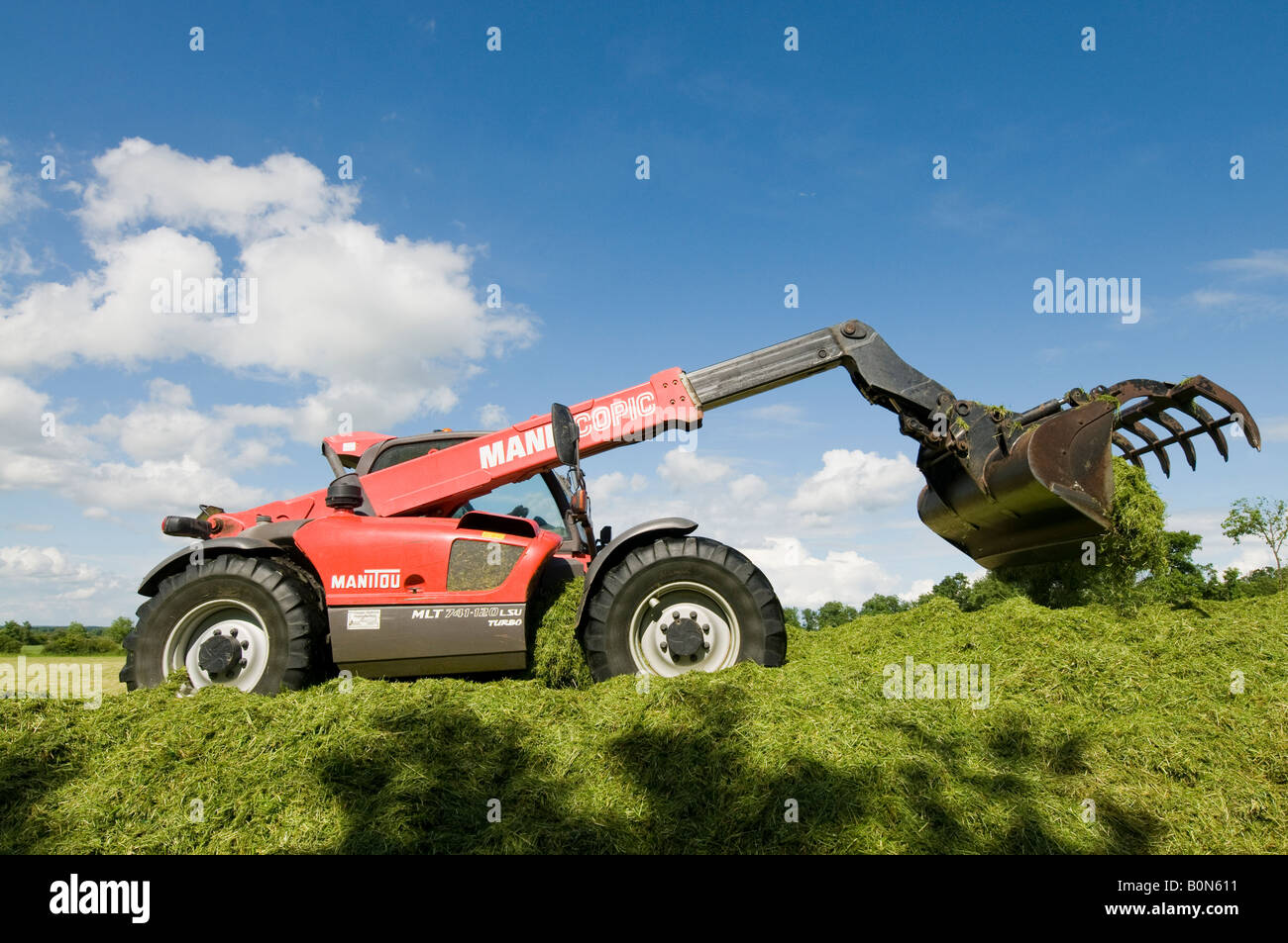Silage collection - bulldozer / grab tractor, sud-Touraine, France ...
