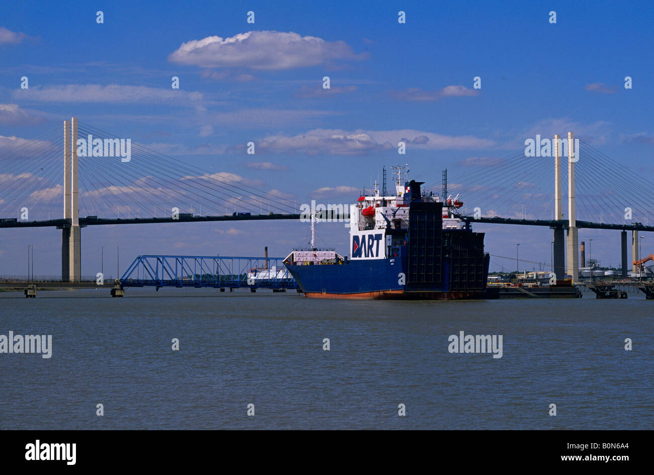 Queen elizabeth ii ship hi-res stock photography and images - Alamy