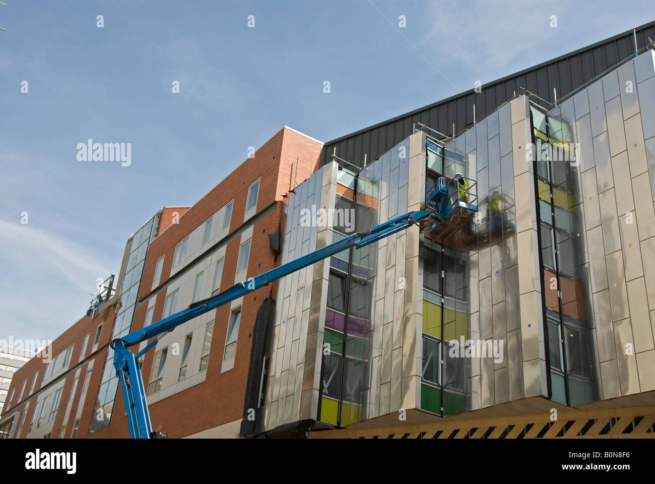 Workmen on a cherry picker hi-res stock photography and images - Alamy
