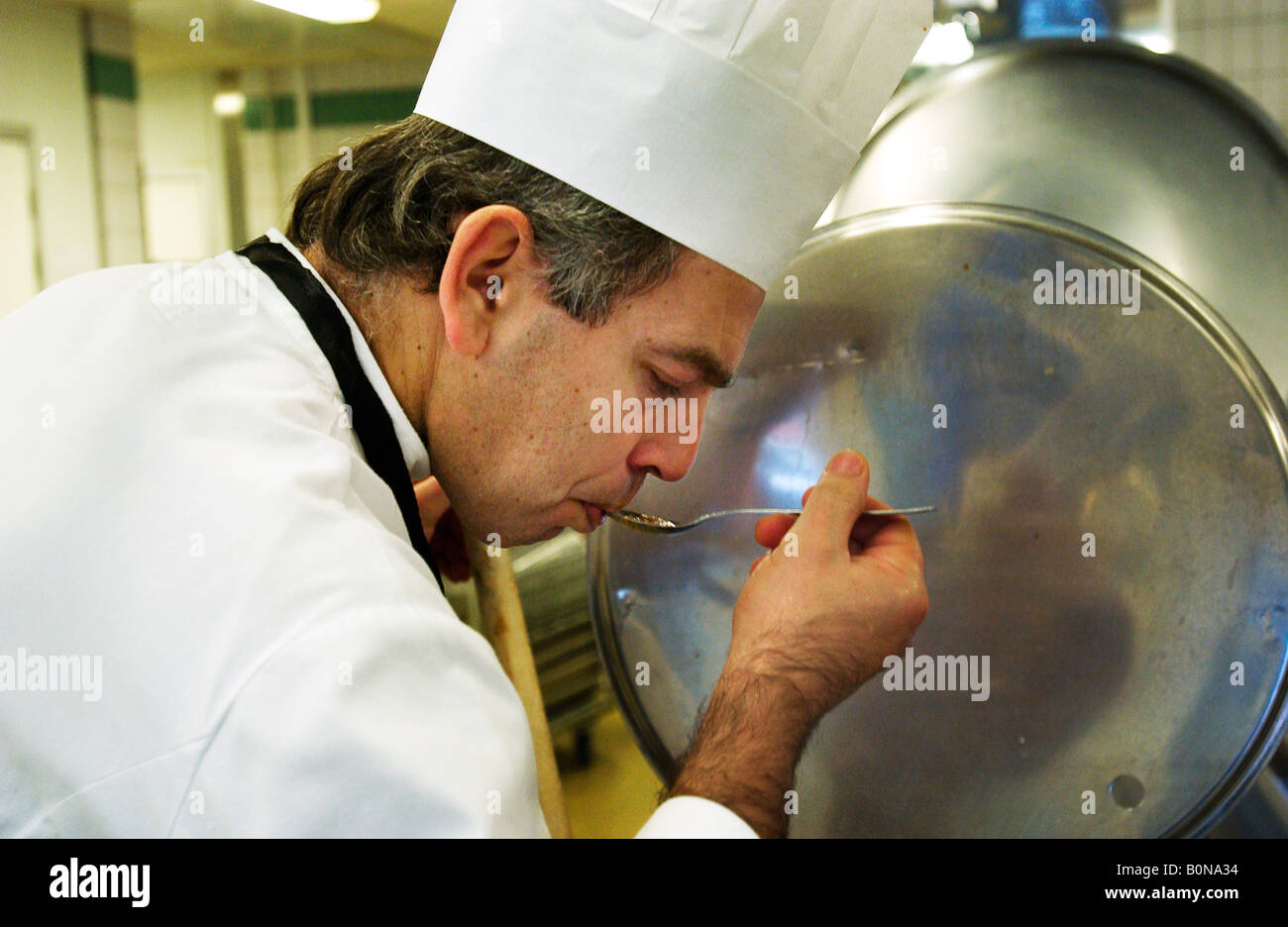 Chef tasting hi-res stock photography and images - Alamy