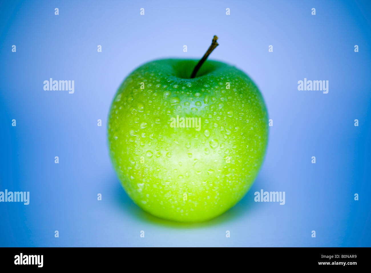 Wet green apple Stock Photo - Alamy