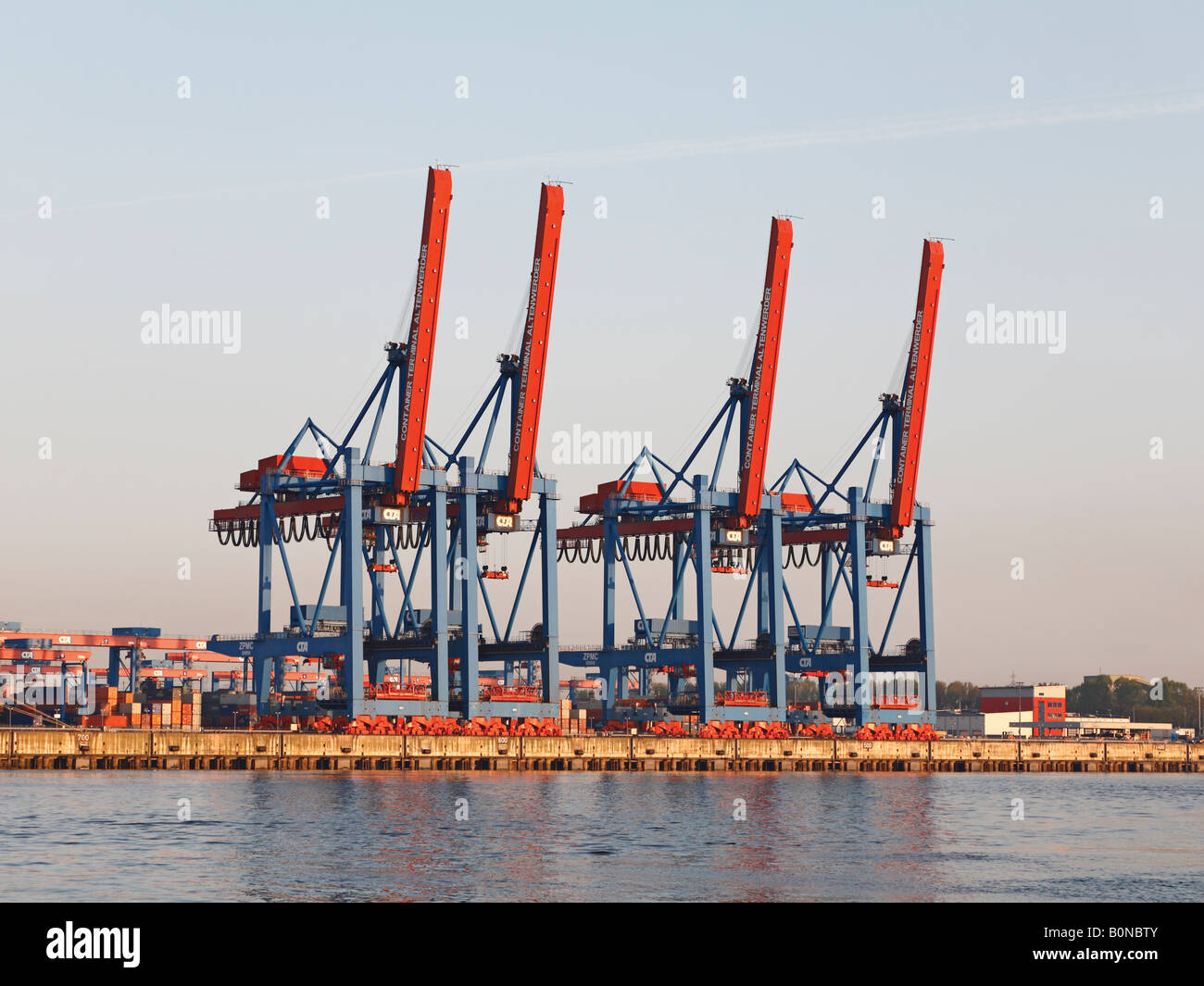 Quayside cranes hi-res stock photography and images - Alamy