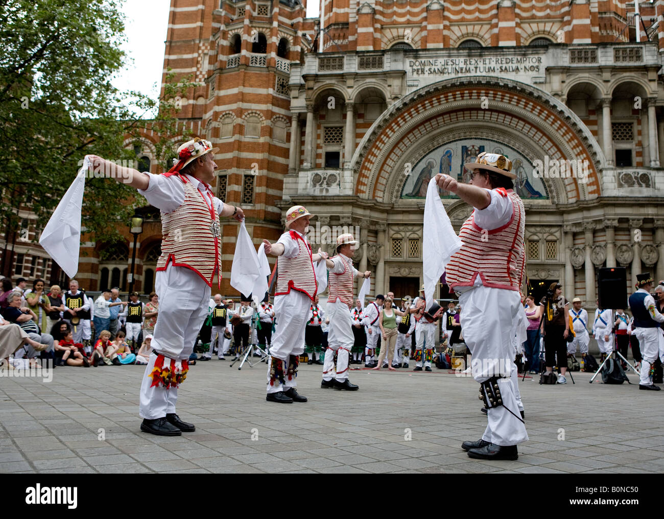 Dance mayday hi-res stock photography and images - Alamy