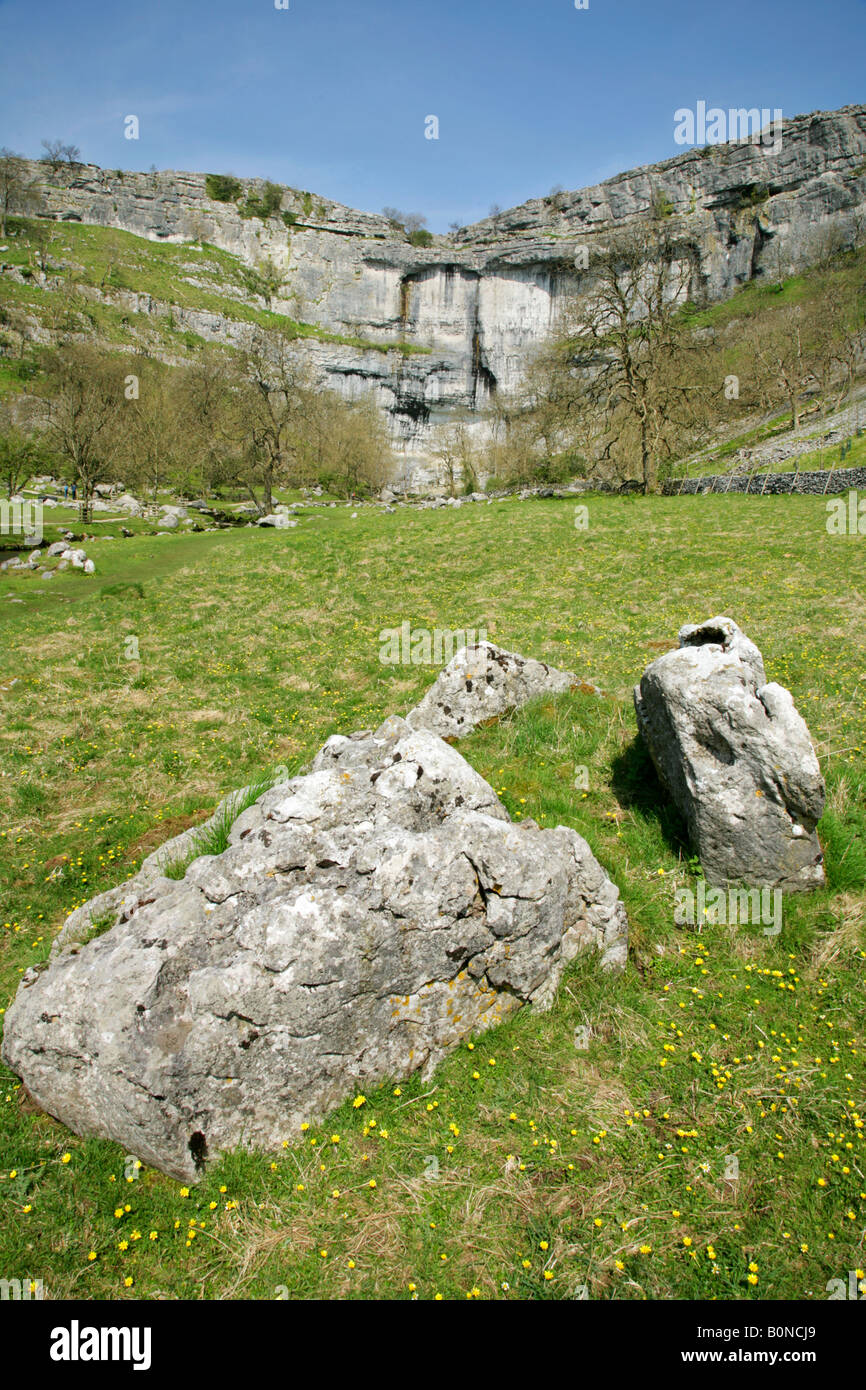Malham Cove in springtime, Yorkshire Dales National Park, England Stock ...