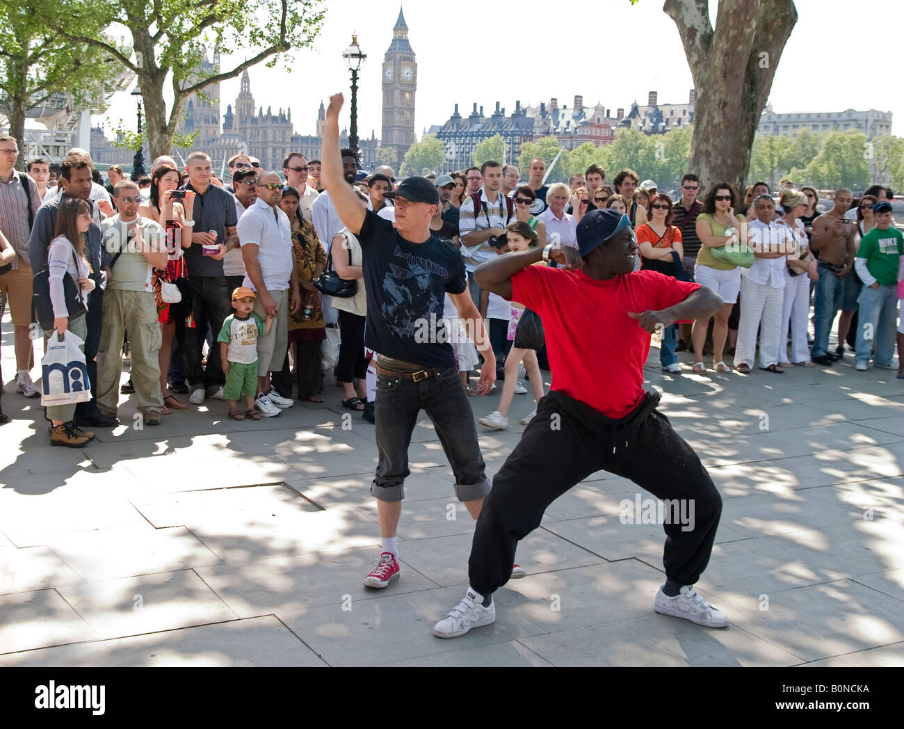 Street performers, London embankment Stock Photo - Alamy