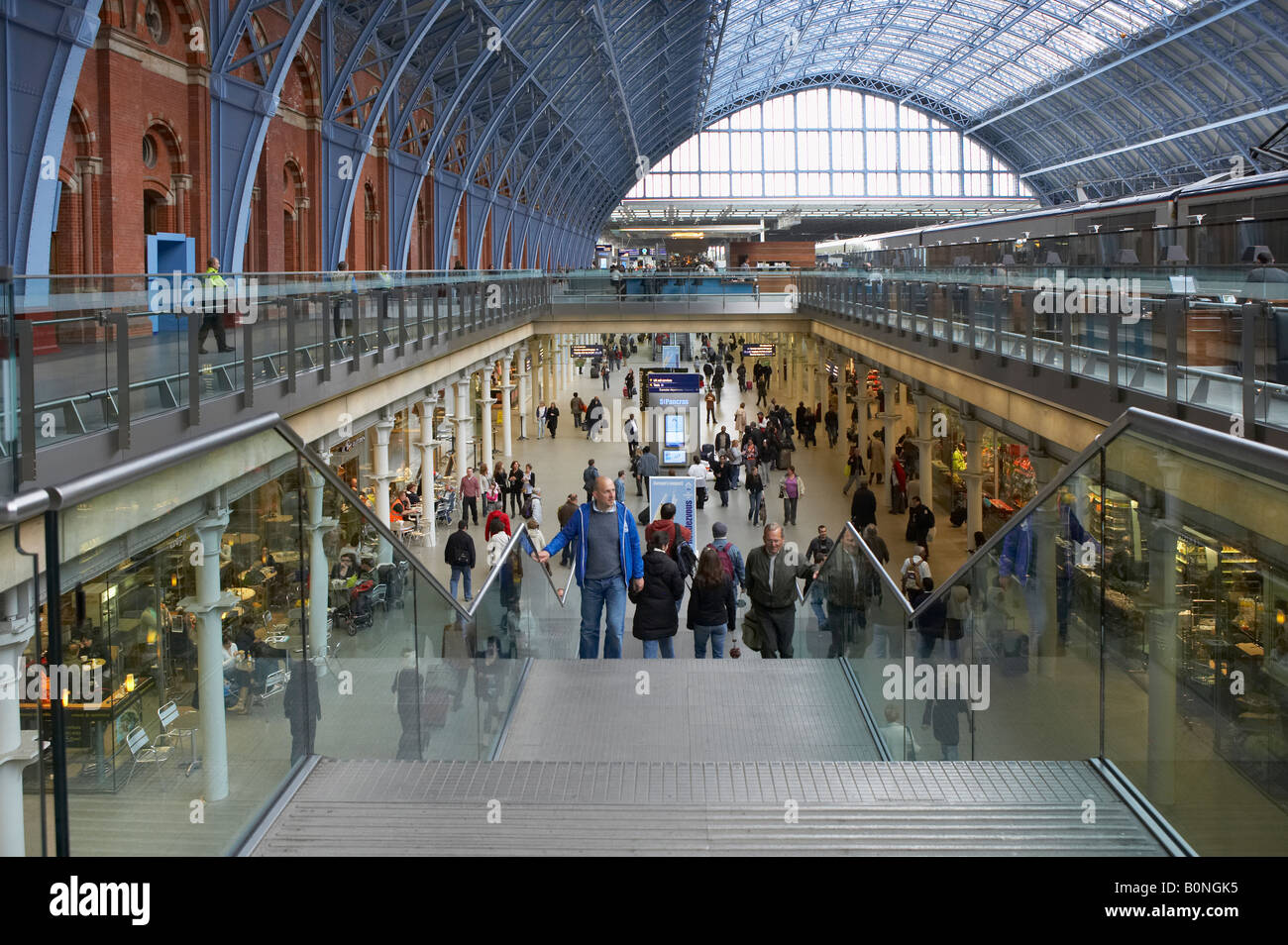 CONCOURSE AT SAINT PANCRAS RAILWAY STATION LONDON ENGLAND Stock Photo ...