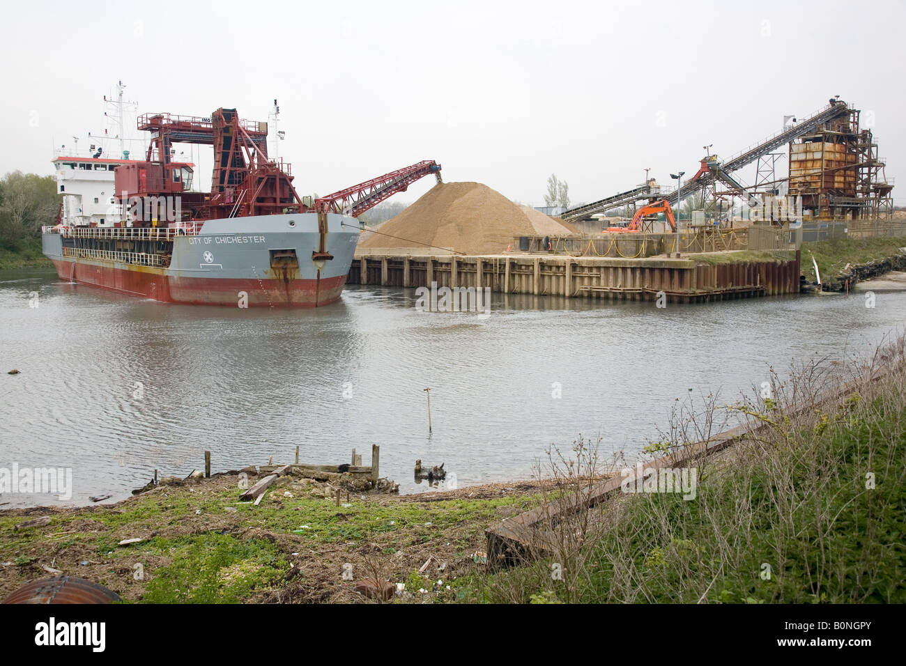 Aggregate dredger hi-res stock photography and images - Alamy