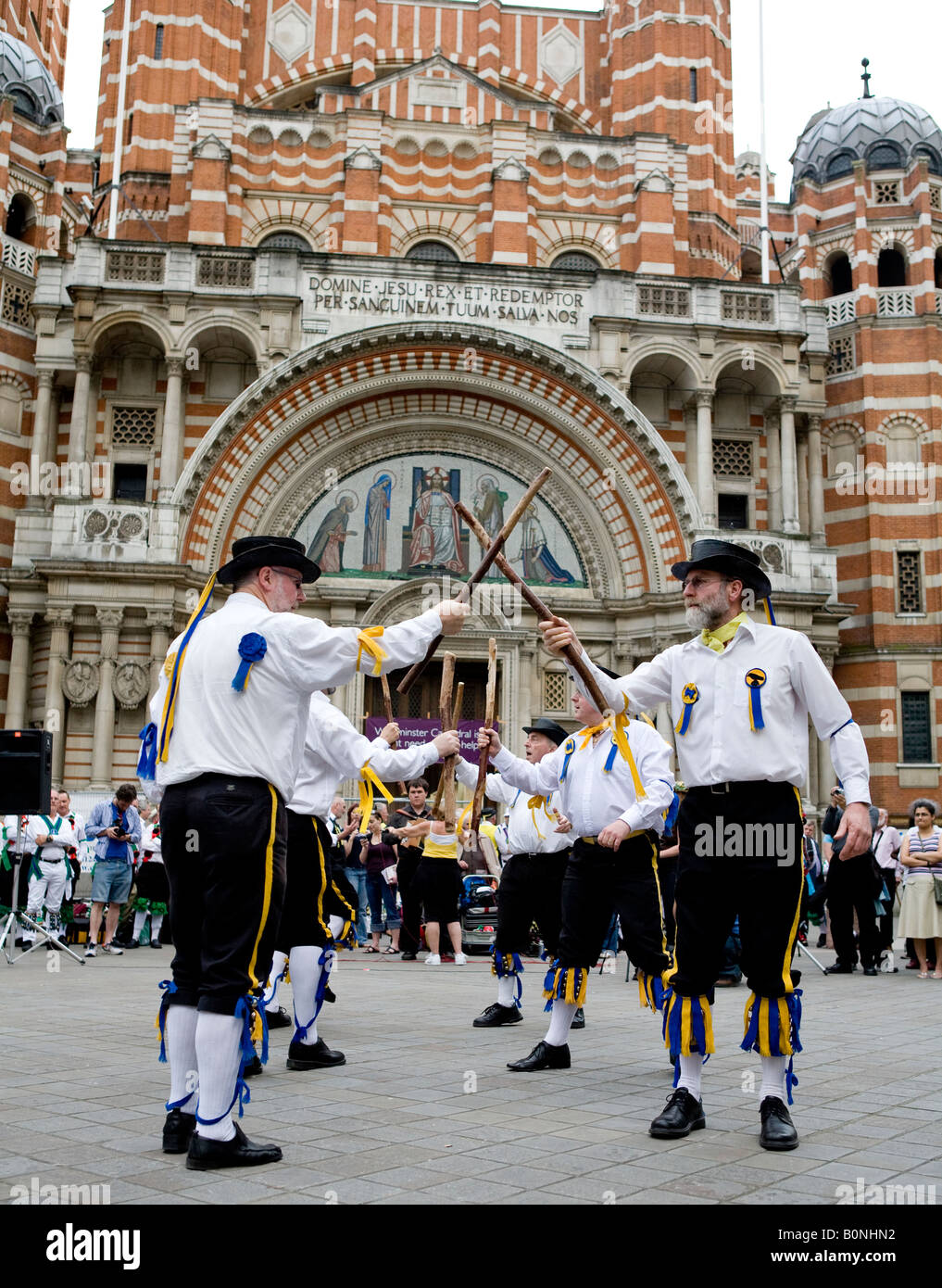 Dance mayday hi-res stock photography and images - Alamy