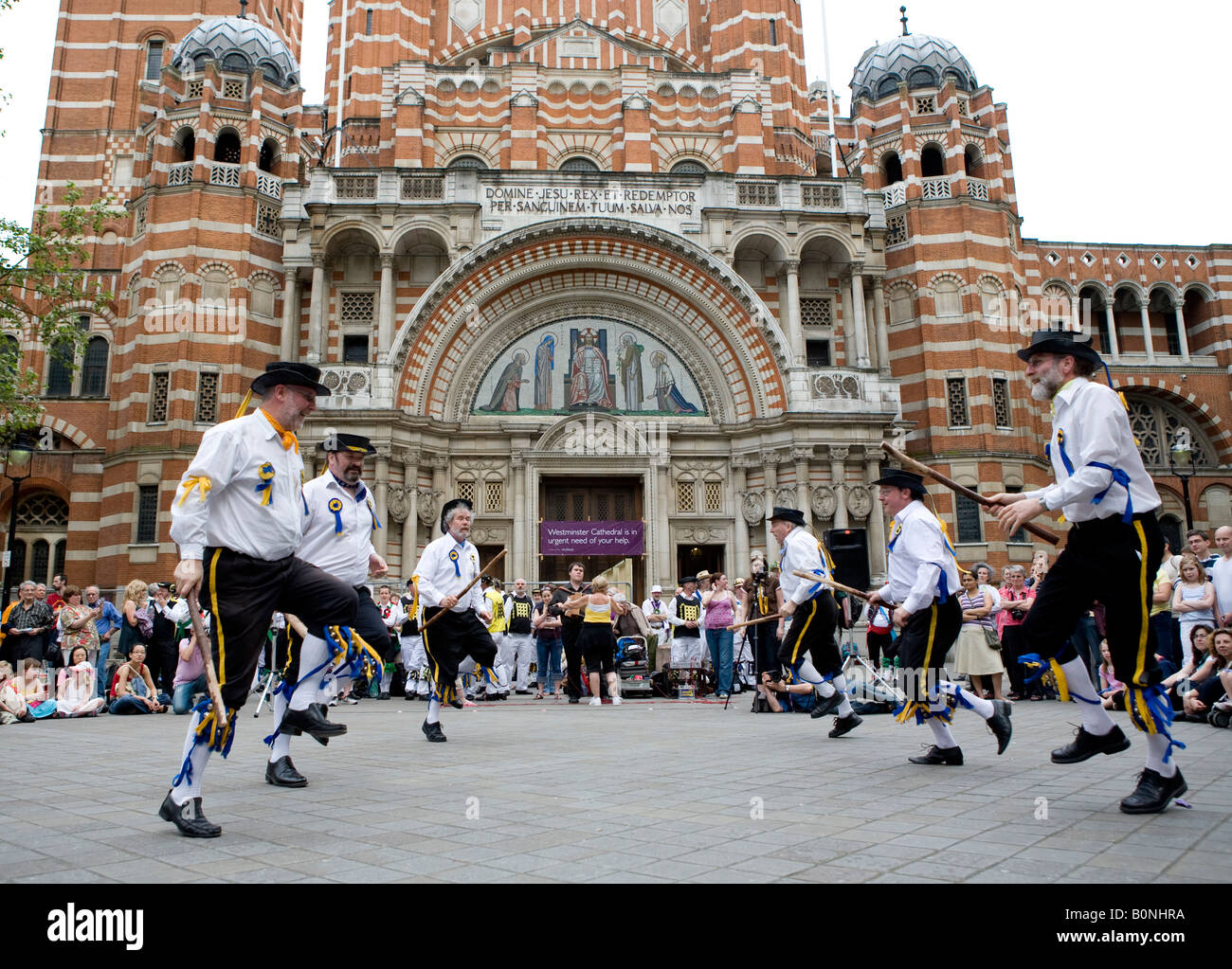 London morris dancers hi-res stock photography and images - Alamy