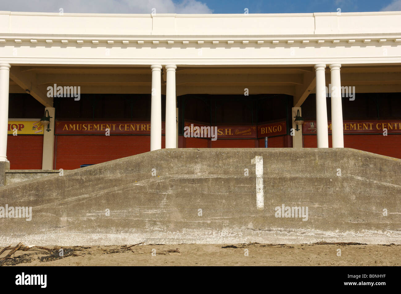 Barry island promenade hi-res stock photography and images - Alamy