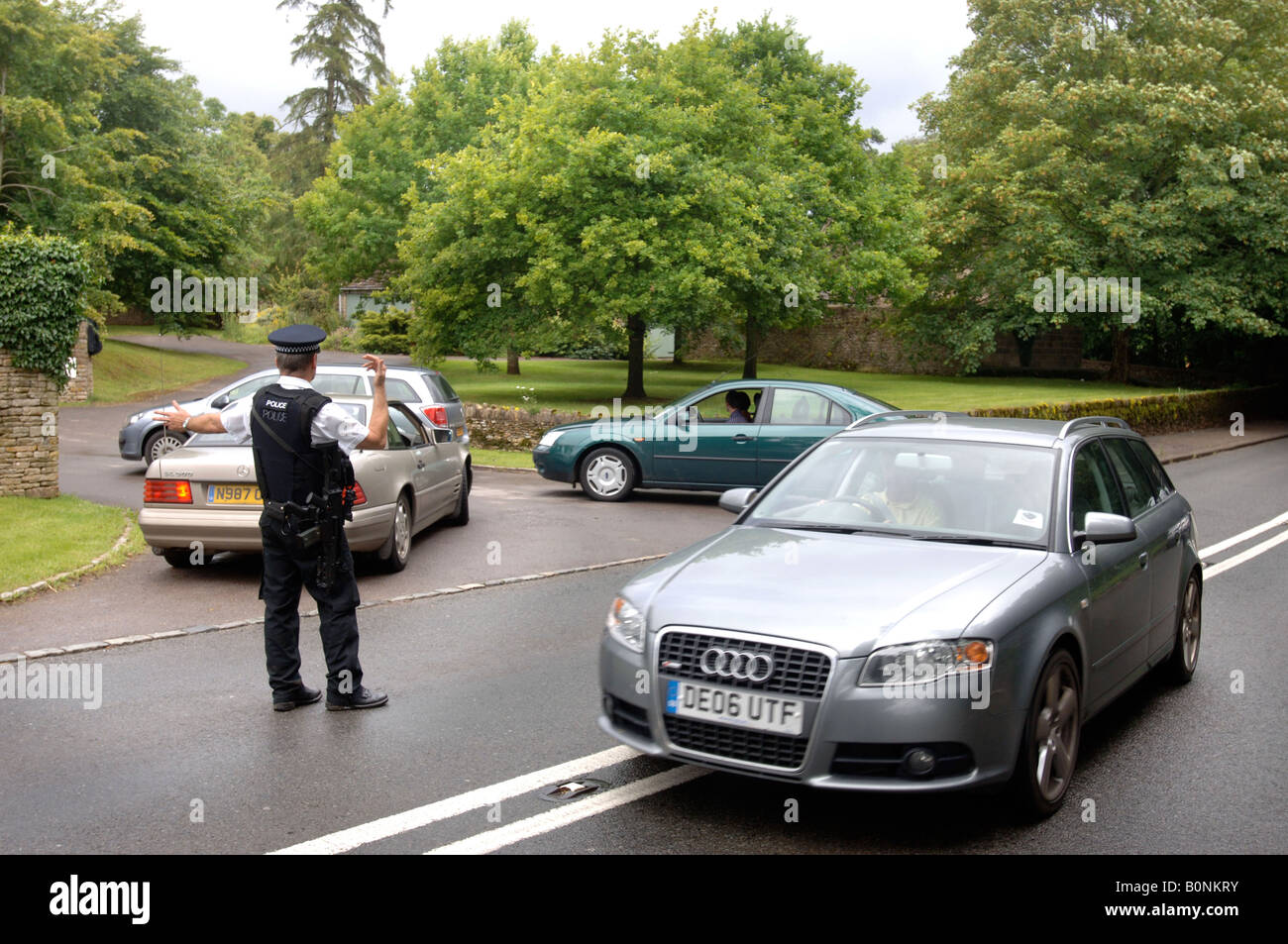 ARMED POLICE CHECK VISITORS TO HIGHGROVE THE GLOUCESTERSHIRE HOME OF ...