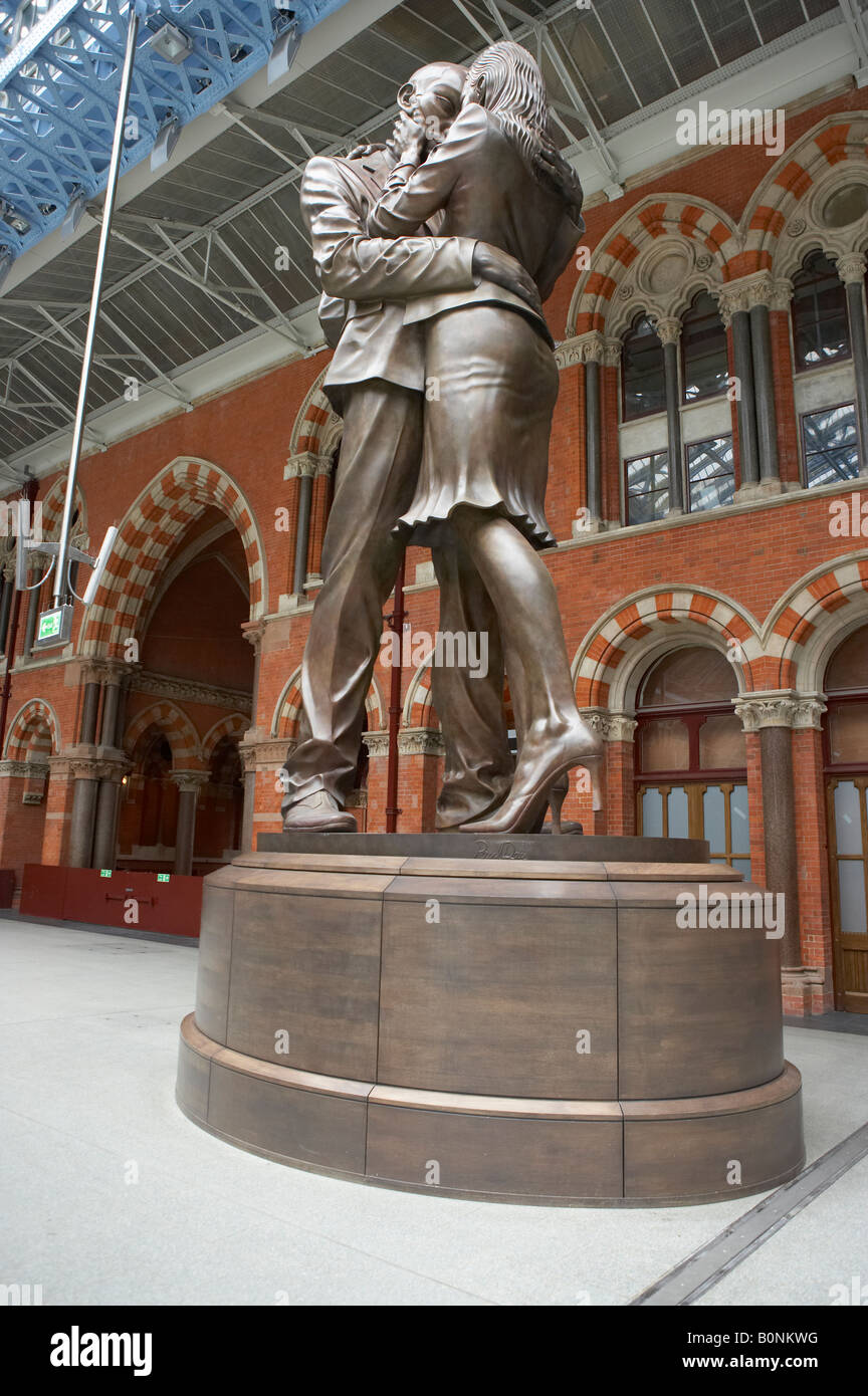 THE MEETING PLACE STATUE AT SAINT PANCRAS RAILWAY STATION LONDON ...