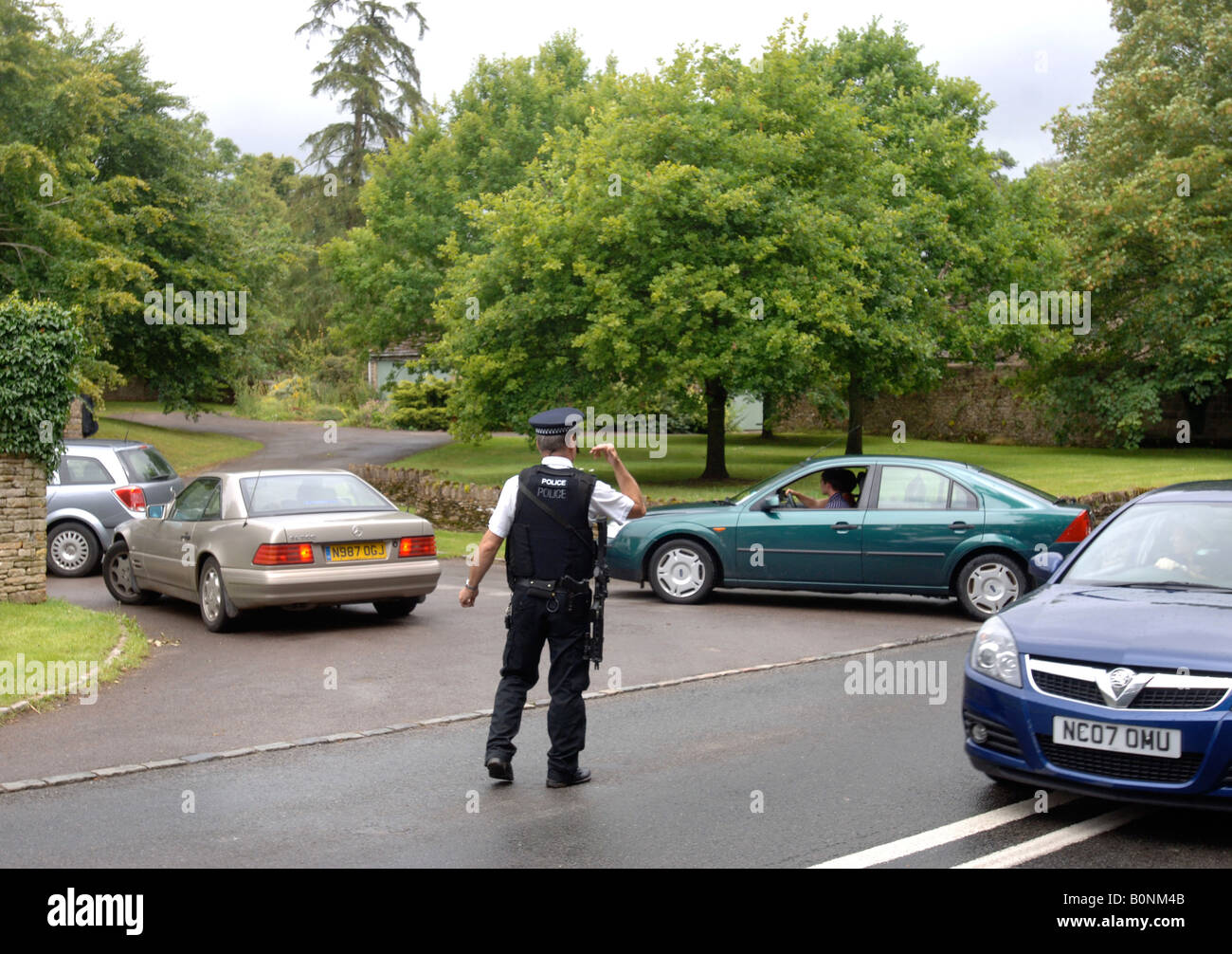 ARMED POLICE CHECK VISITORS TO HIGHGROVE THE GLOUCESTERSHIRE HOME OF ...