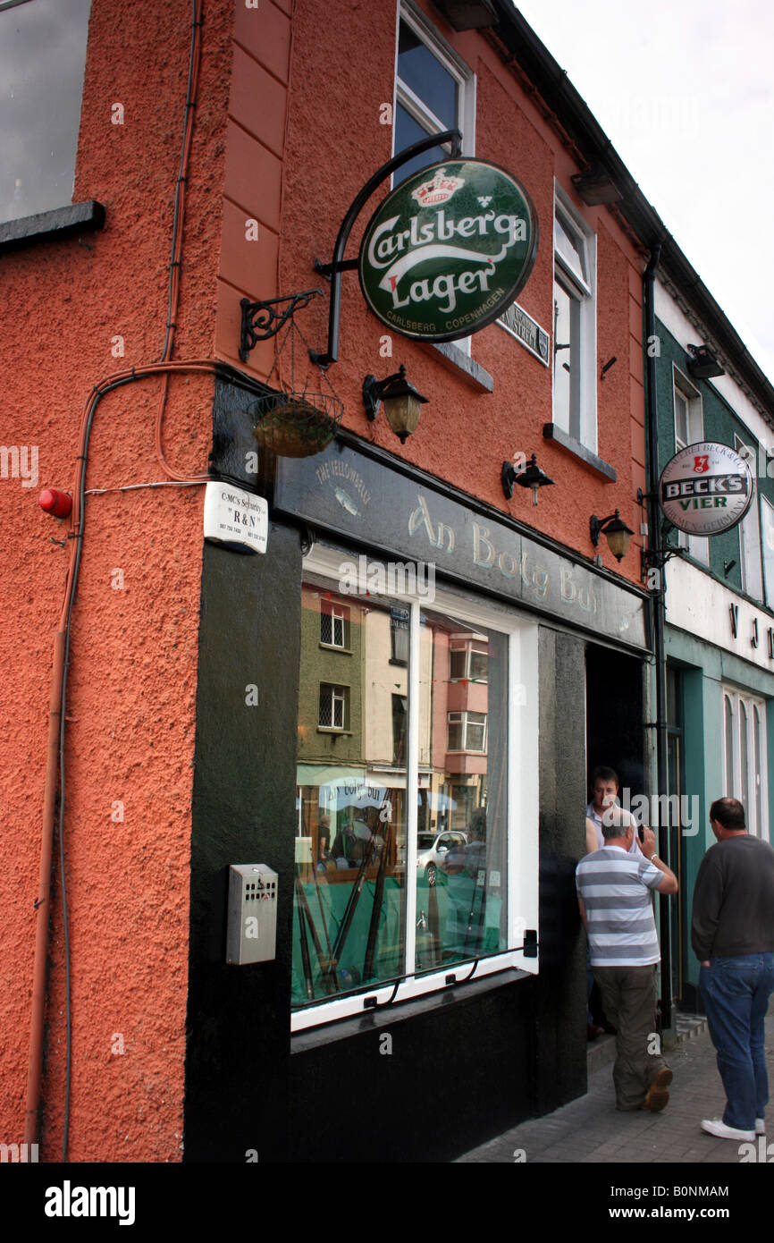 men standing outside pub in Ballina, County Mayo, Ireland Stock Photo ...