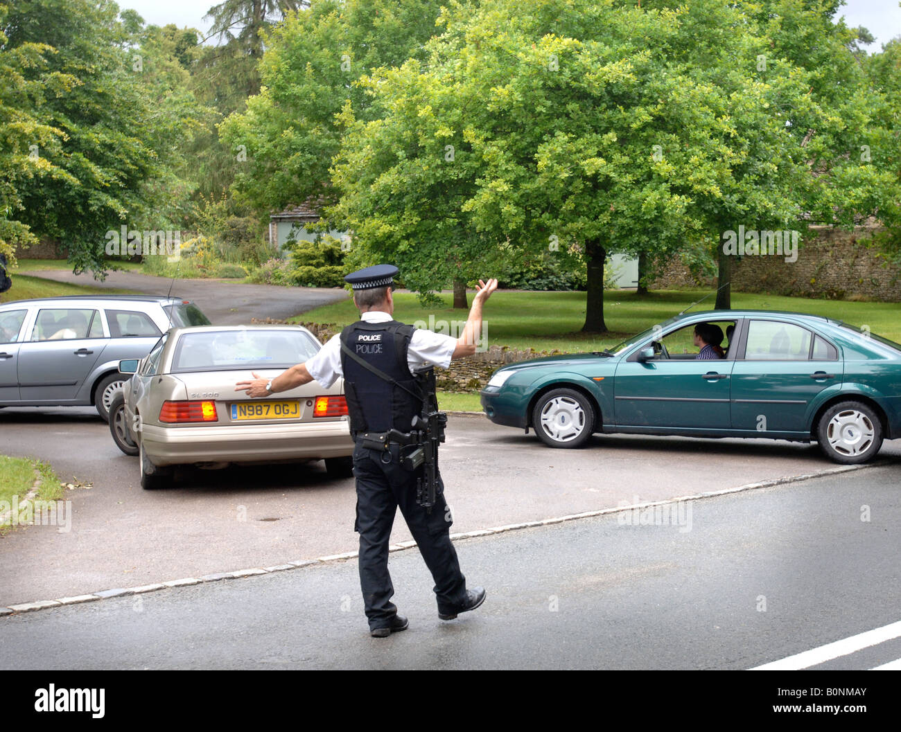 ARMED POLICE CHECK VISITORS TO HIGHGROVE THE GLOUCESTERSHIRE HOME OF ...