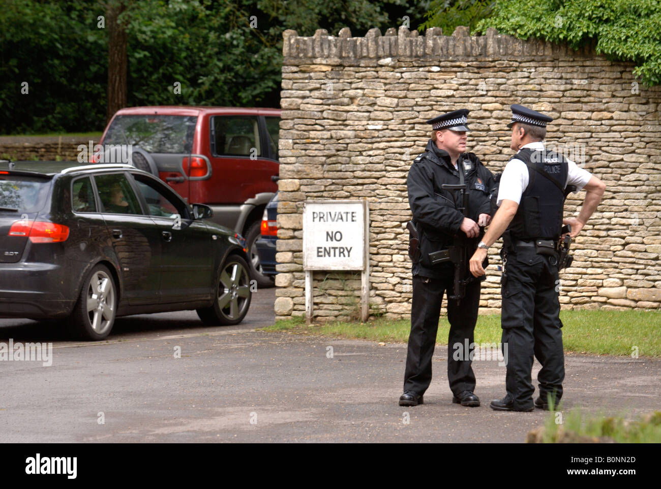 ARMED POLICE CHECK VISITORS TO HIGHGROVE THE GLOUCESTERSHIRE HOME OF ...