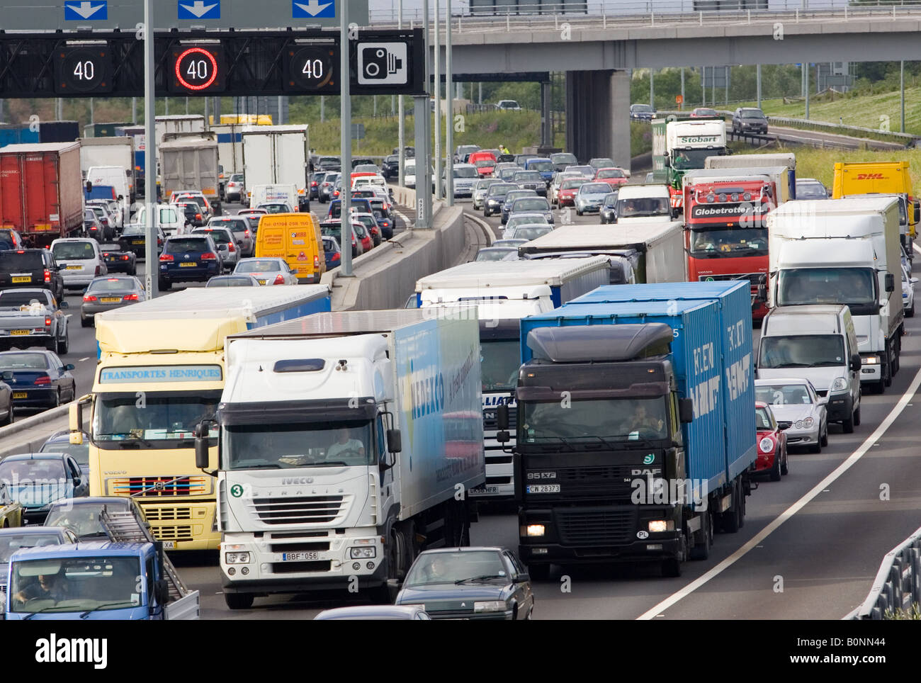 Traffic driving on the m25 both directions hi-res stock photography and ...