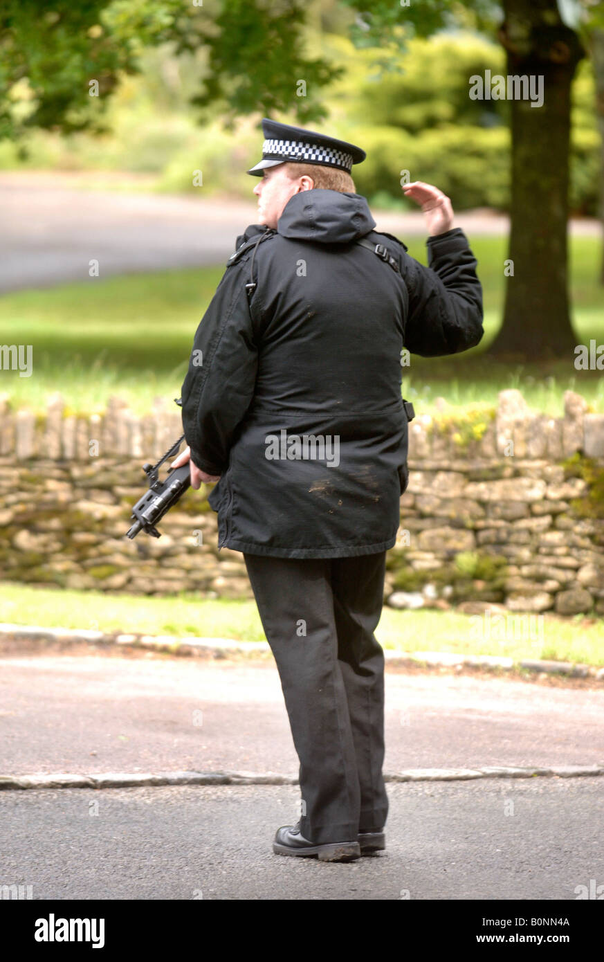 ARMED POLICE CHECK VISITORS TO HIGHGROVE THE GLOUCESTERSHIRE HOME OF ...