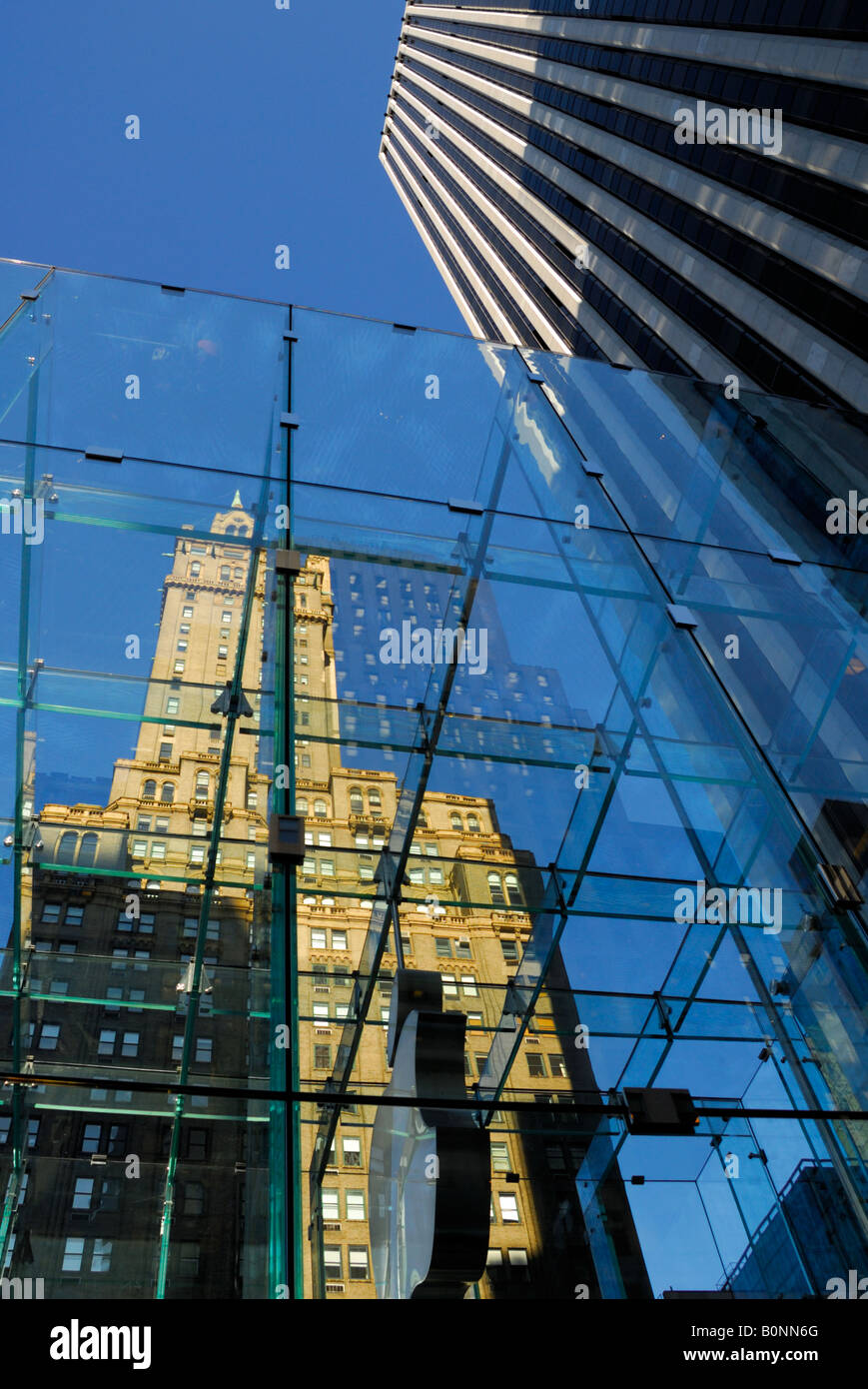Glass box entrance to underground Apple store, 5th Avenue, New York ...