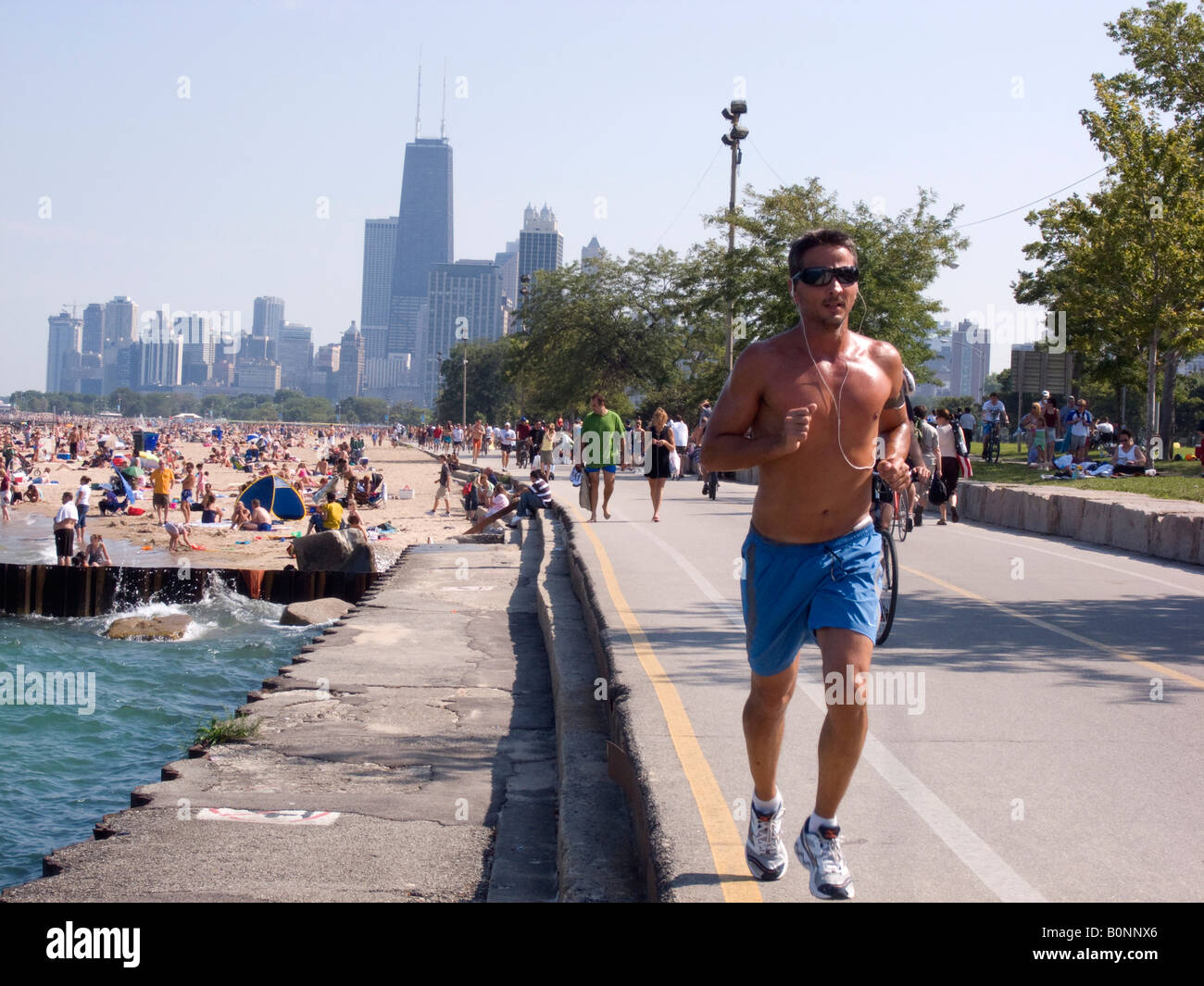 Man jogging lakeside run hi-res stock photography and images - Alamy