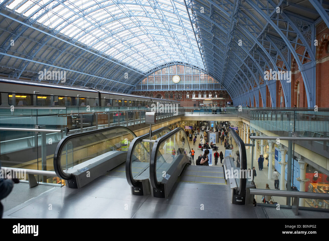 CONCOURSE AT SAINT PANCRAS RAILWAY STATION LONDON ENGLAND Stock Photo ...