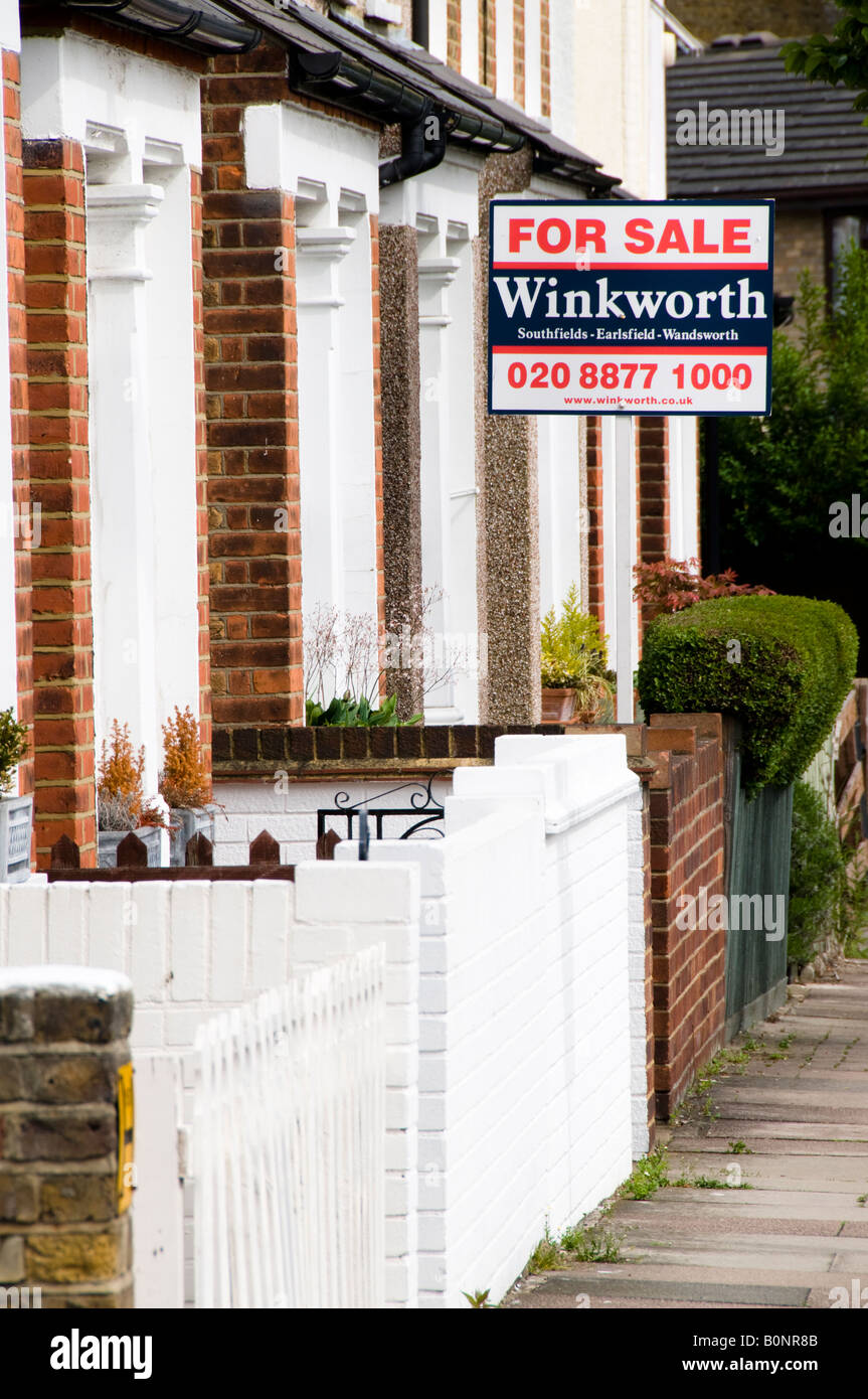 To Let Sign and terraced houses, London, England Stock Photo - Alamy