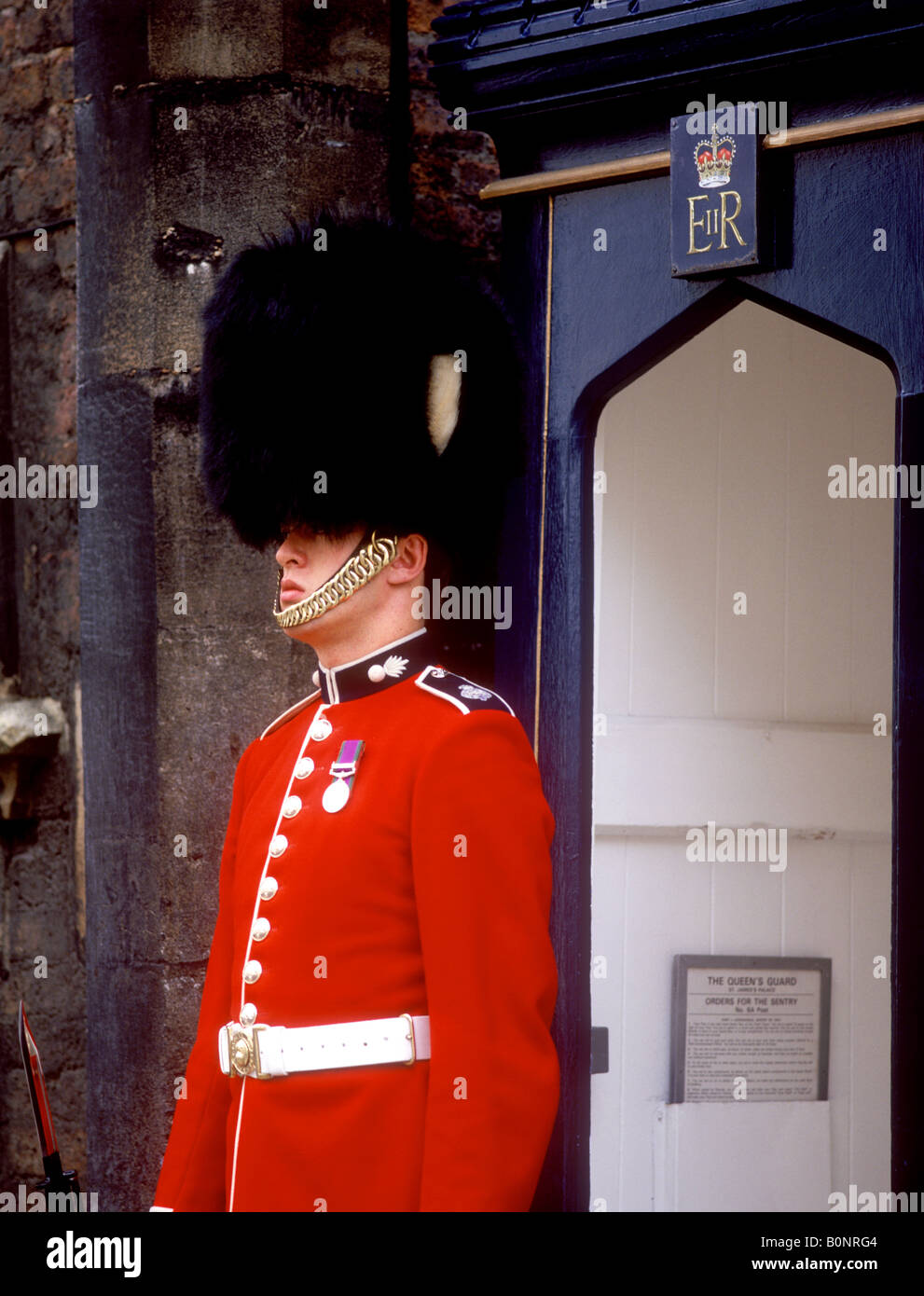 Guard outside Kensington Palace Stock Photo - Alamy