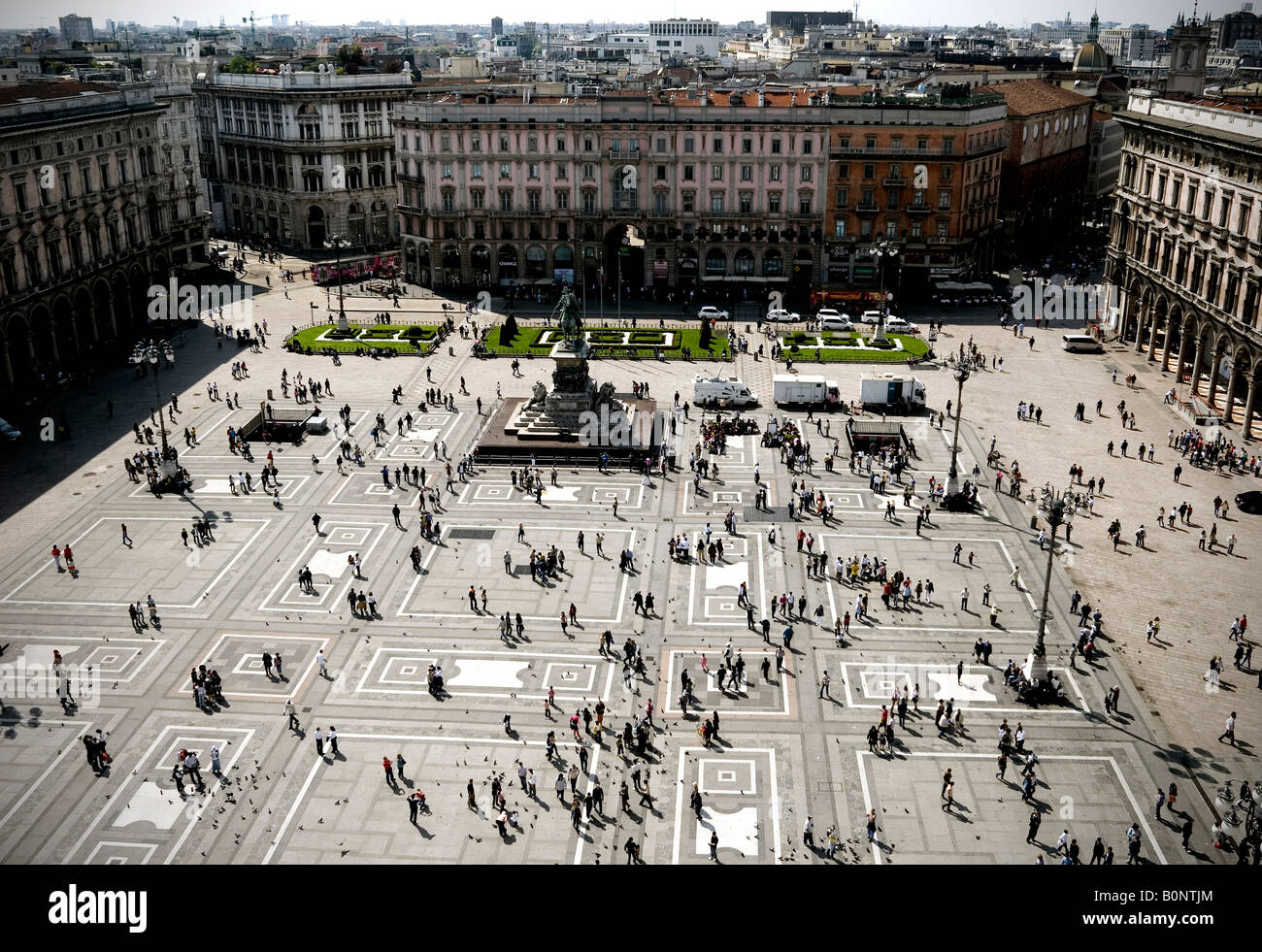 Duomo square hi-res stock photography and images - Alamy