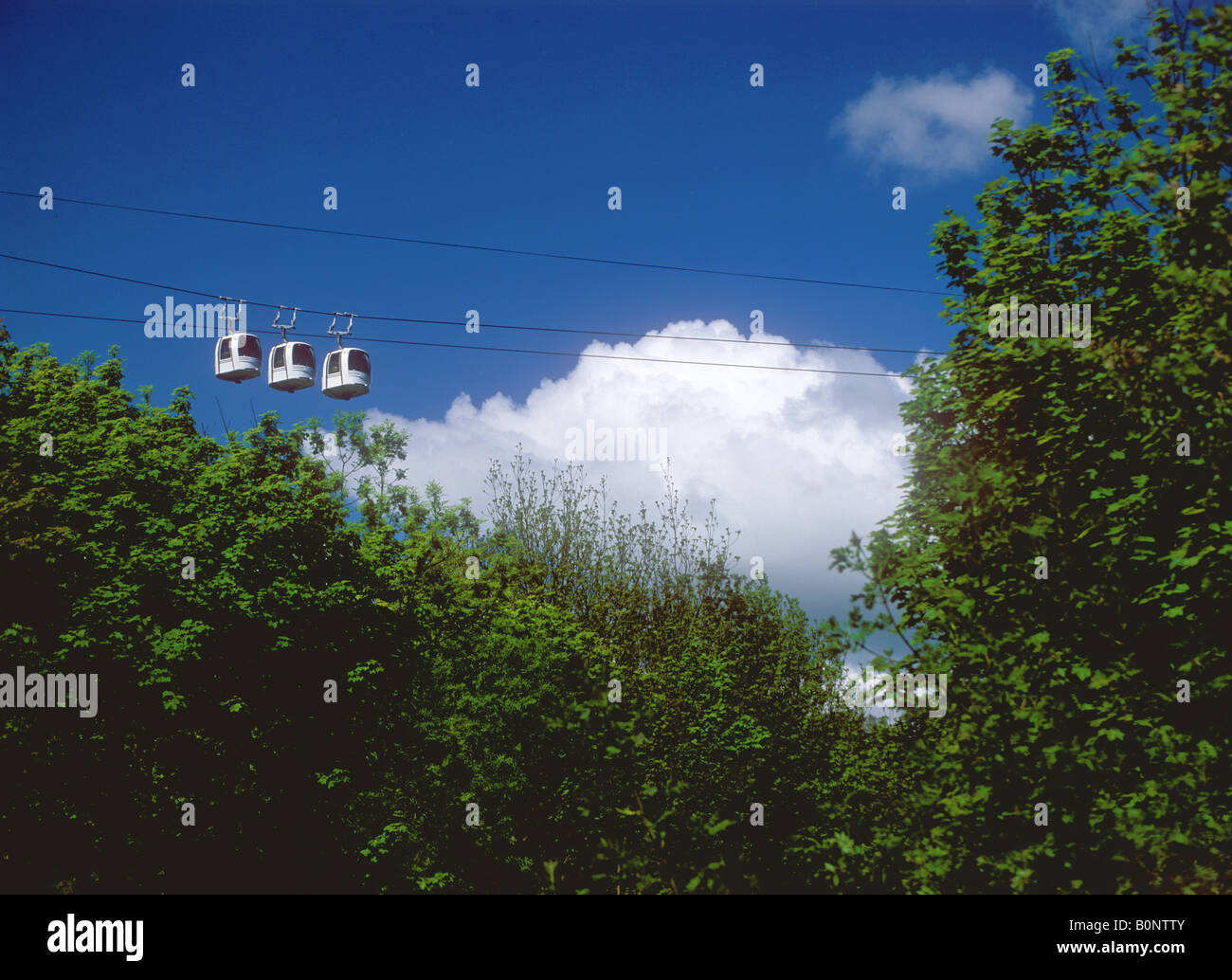 Matlock Bath - Cable car spanning gorge to the Heights of Abraham Stock ...