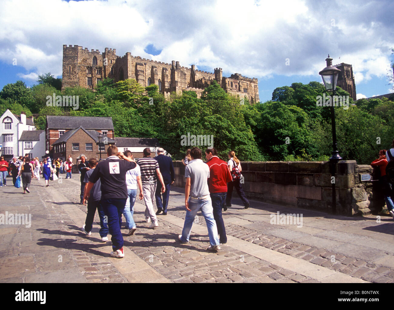 Durham - Visitors crossing Framwellgate Bridge over the River Wear with ...
