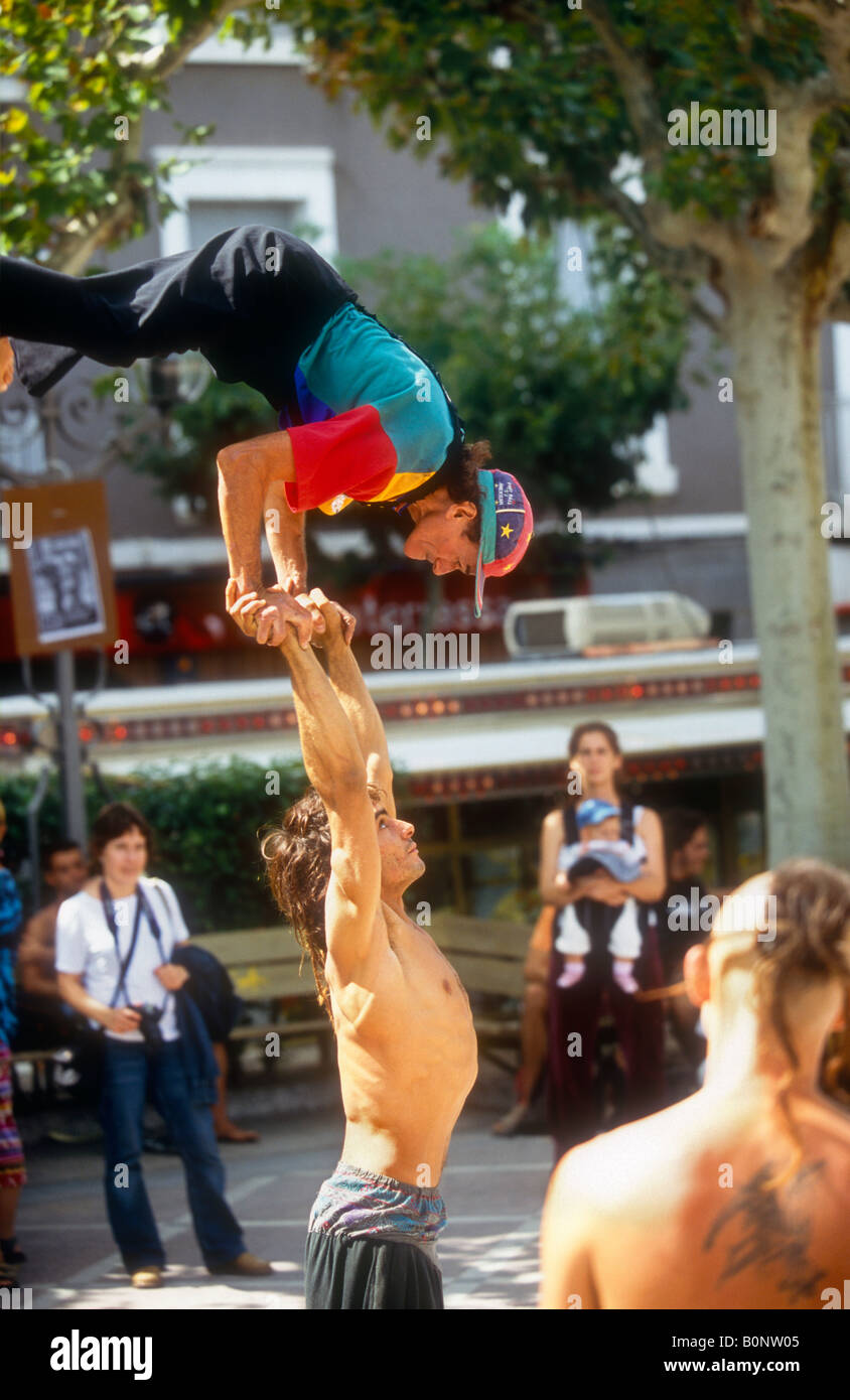 Street acrobats hi-res stock photography and images - Alamy