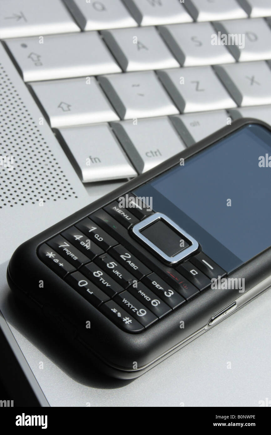 Keypad mobile phones hi-res stock photography and images - Alamy