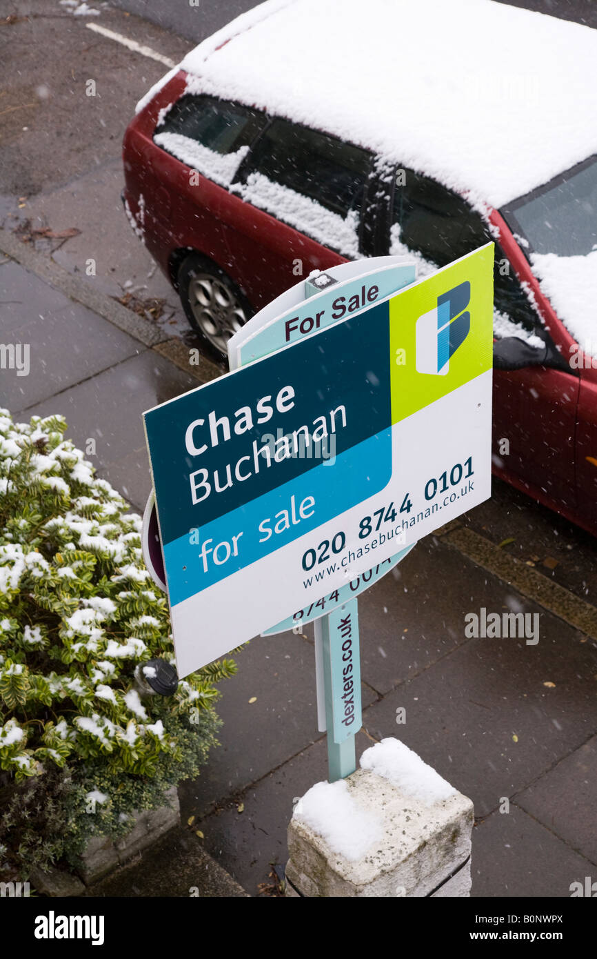 For Sale sign and snow, to illustrate a house sale during winter Stock ...