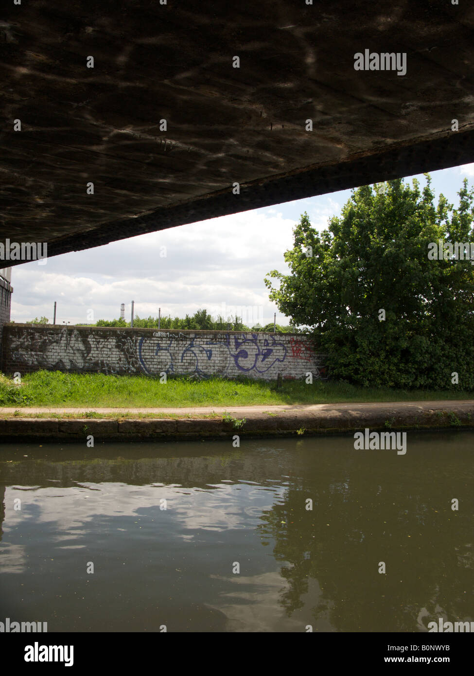 Bridge over grand union canal hi-res stock photography and images - Alamy