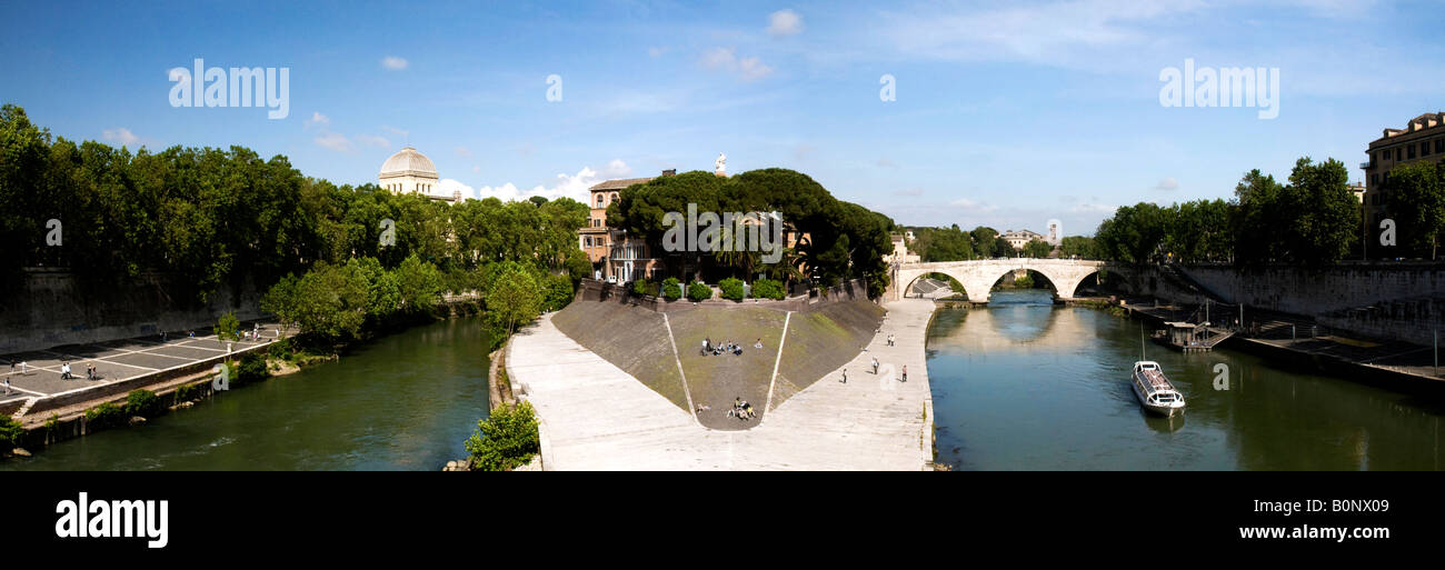 Isola tiberina boat hi-res stock photography and images - Alamy