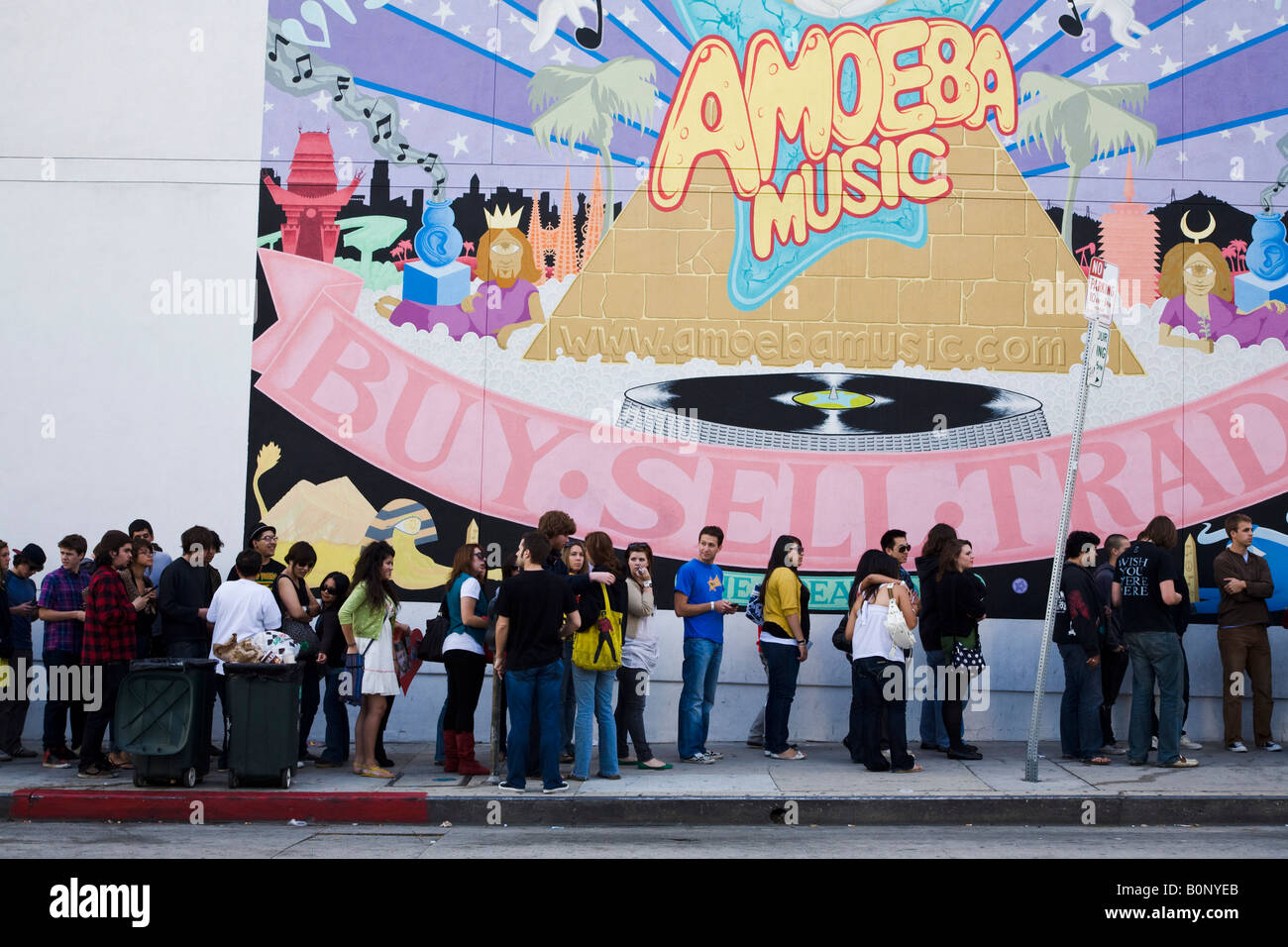 Crowds wait in line for Flight of the Conchords concert at Amoeba ...