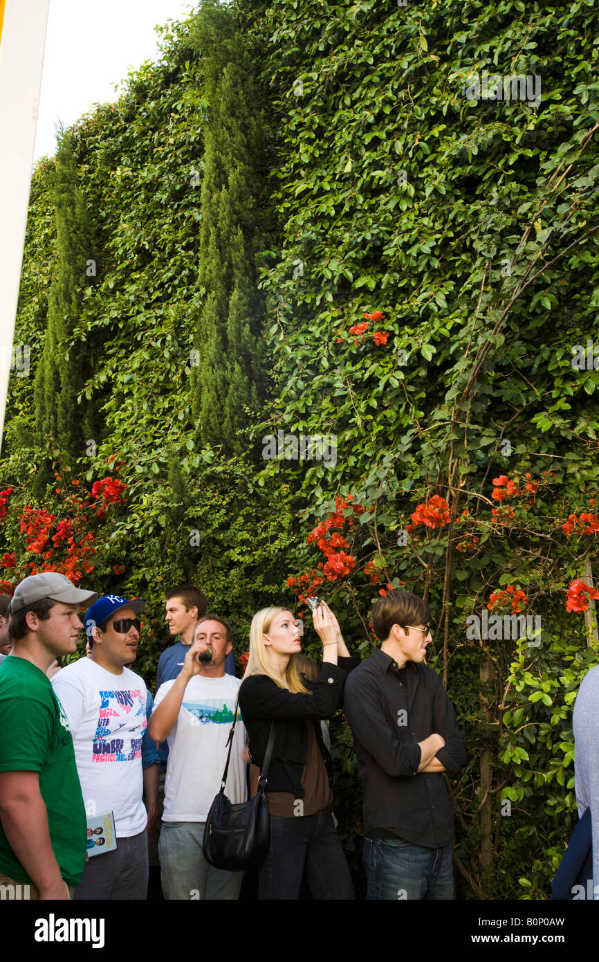 Crowds wait in line for Flight of the Conchords concert at Amoeba ...