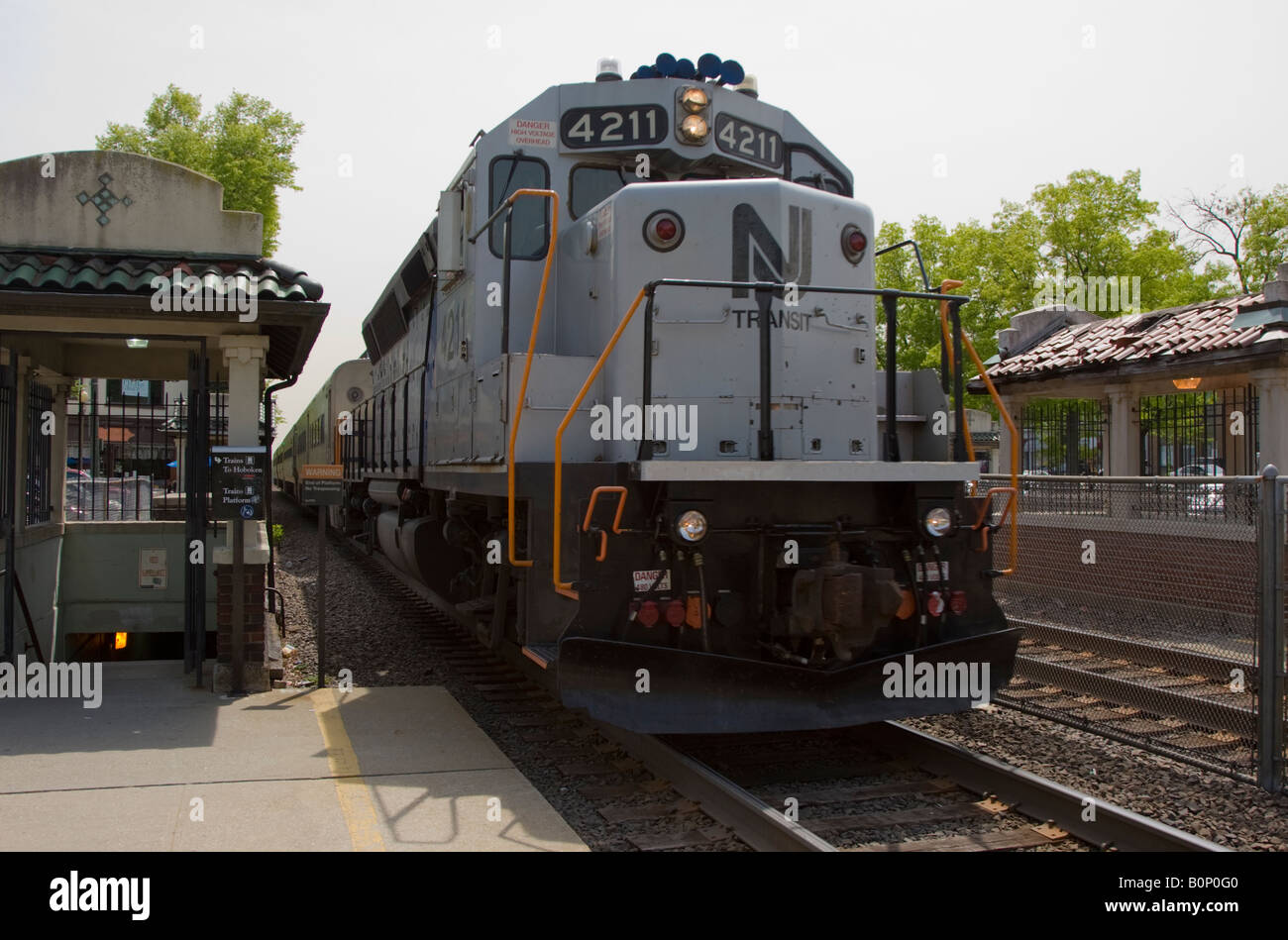 Train coming into station hi-res stock photography and images - Alamy