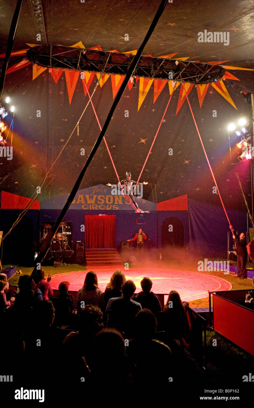 Trapeze circus hi-res stock photography and images - Alamy
