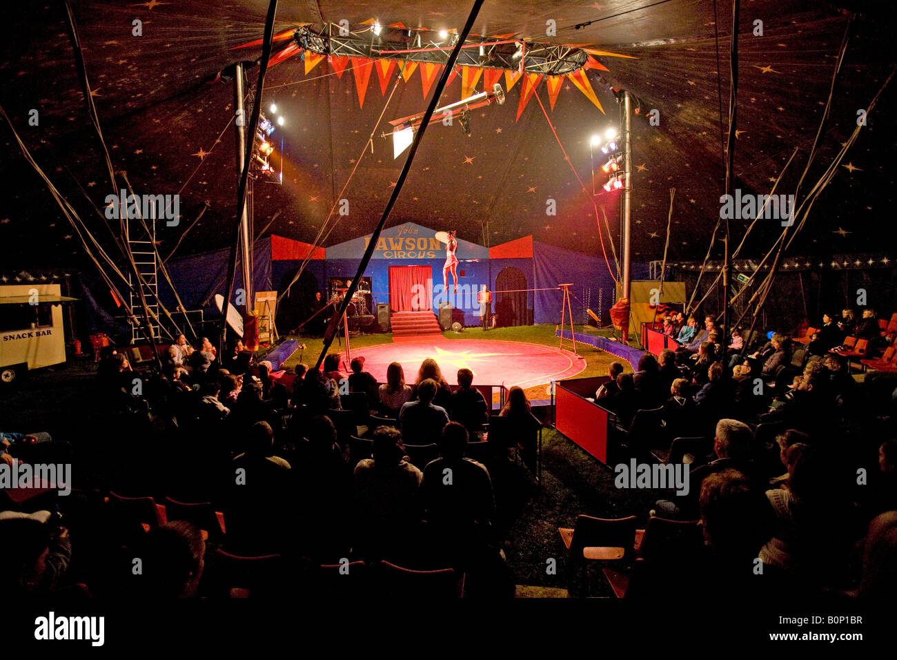 Trapeze circus hi-res stock photography and images - Alamy