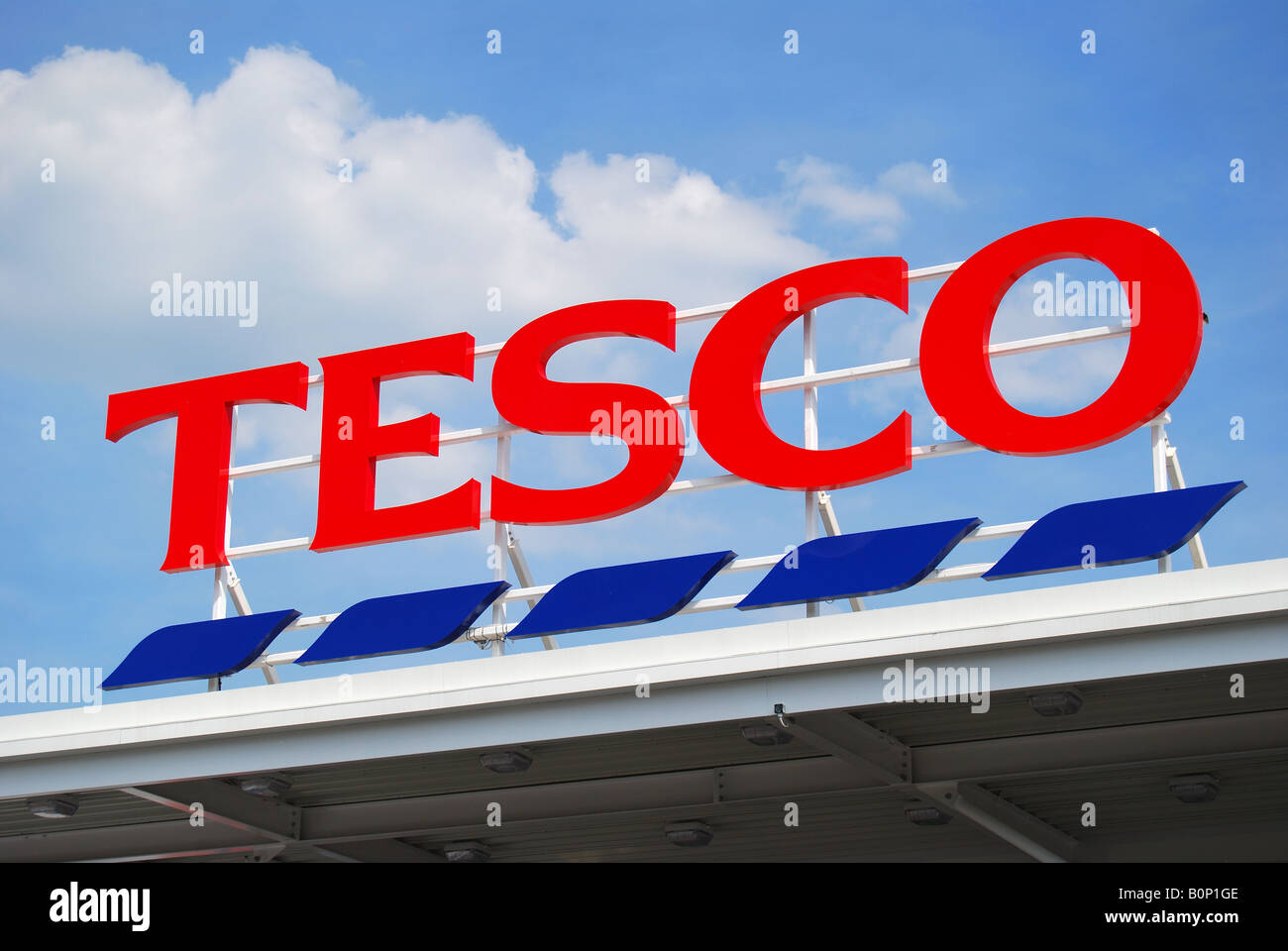Tesco sign, Tesco Supermarket, Martins Heron, Berkshire, England ...