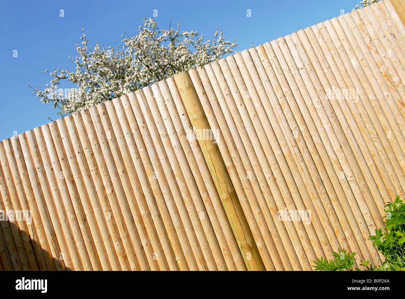 WOODEN GARDEN FENCE Stock Photo - Alamy